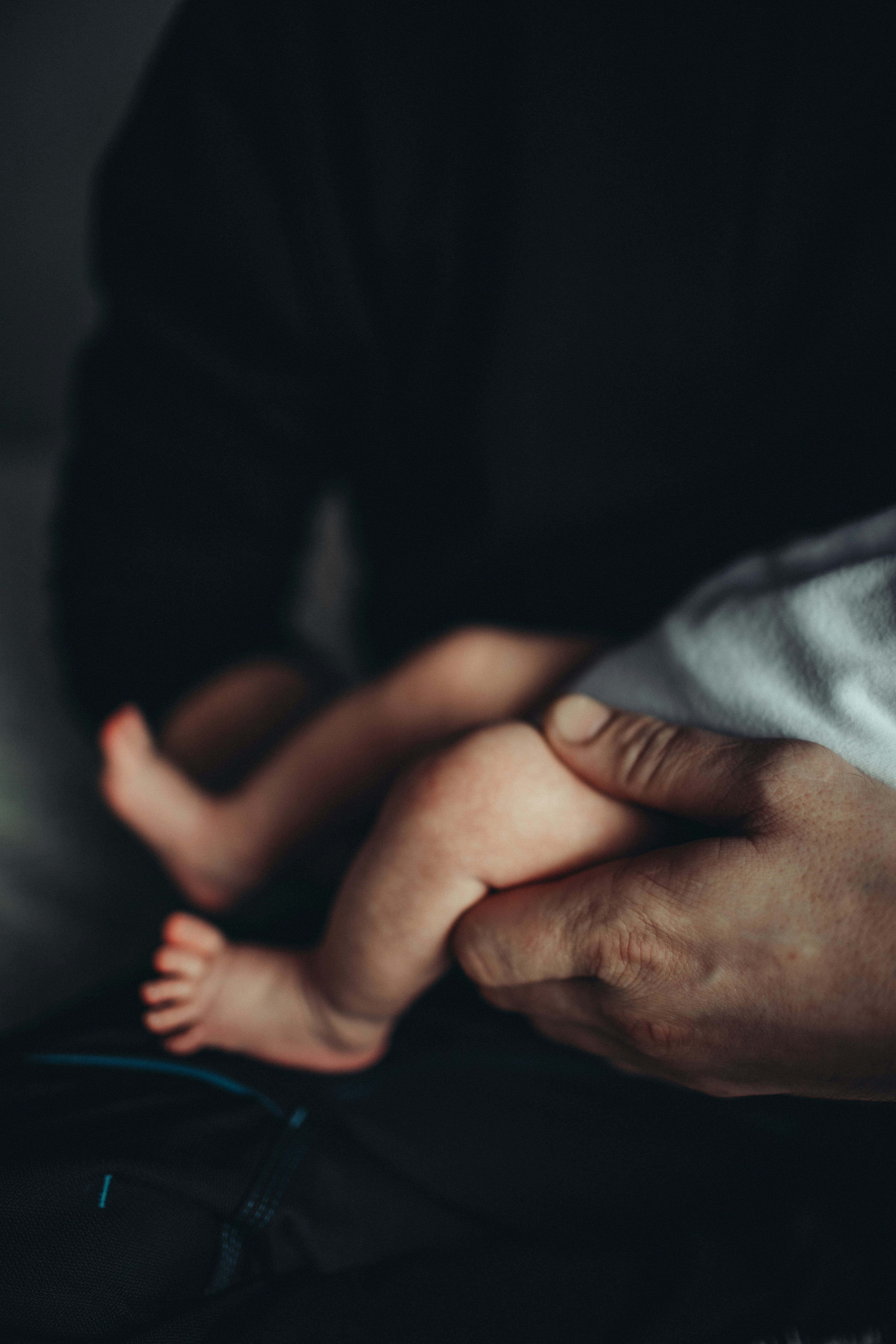 A close-up of a person's hands photo – Free Finger Image on Unsplash
