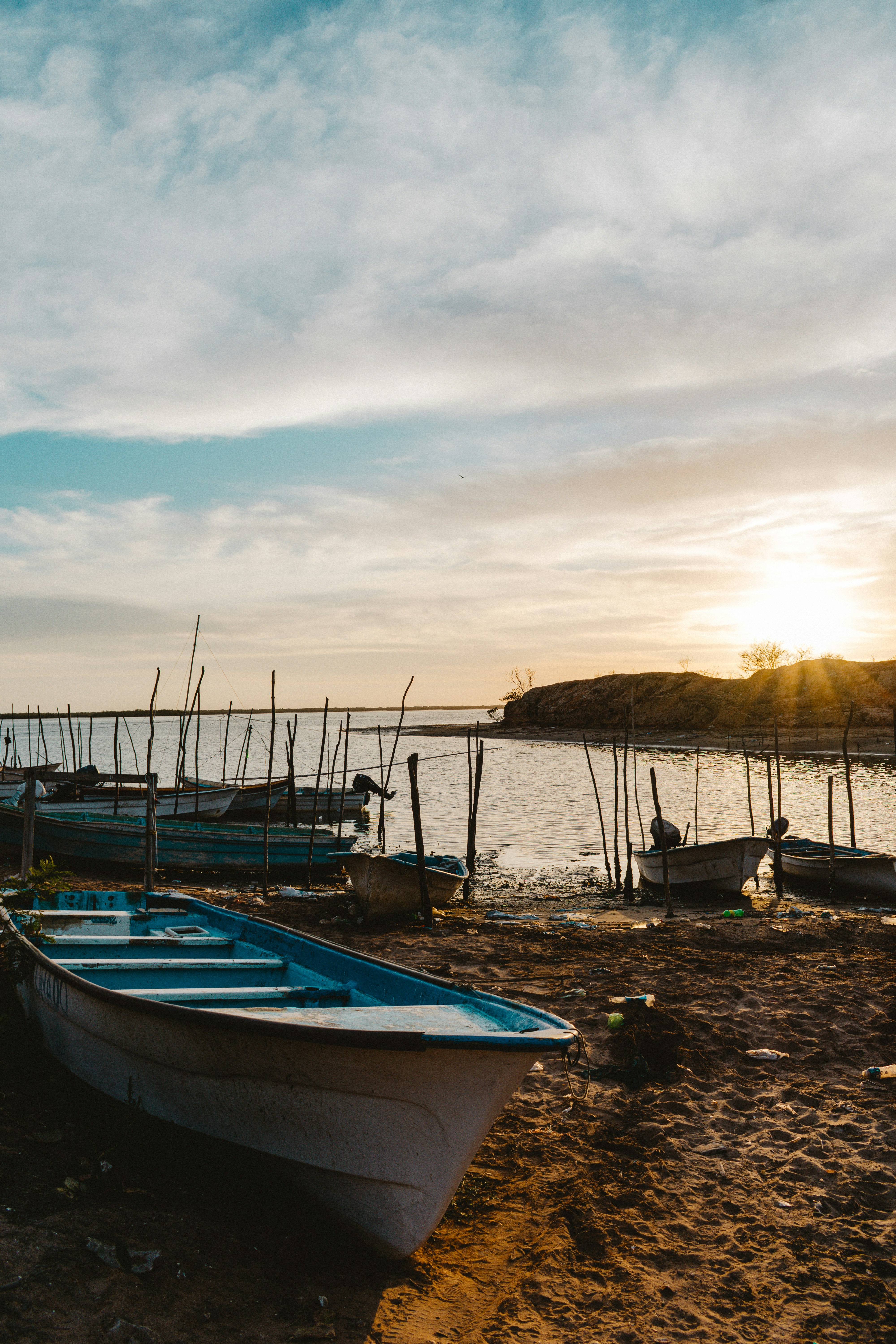 Foto Barcos en la orilla – Imagen Paisaje gratis en Unsplash