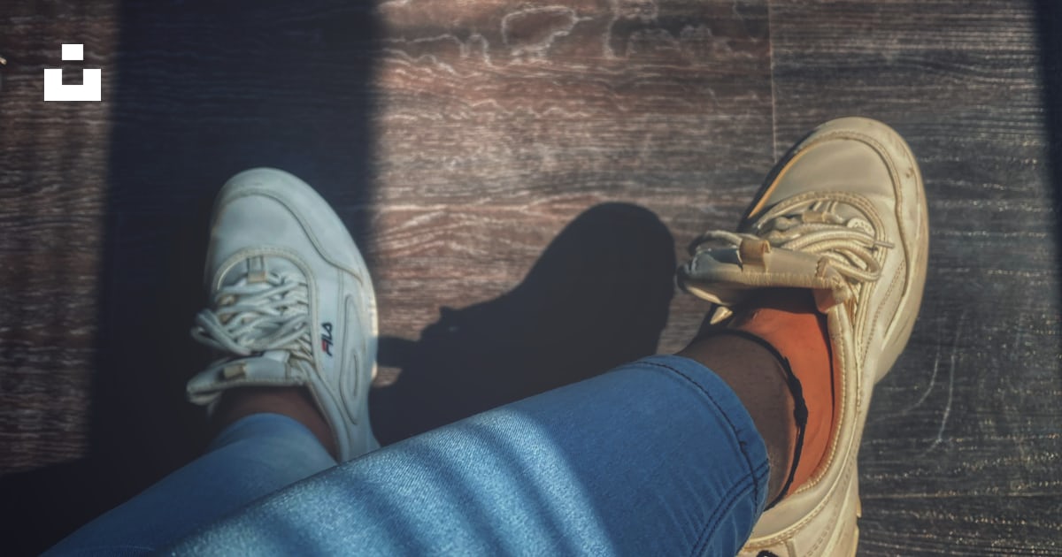 Foto Las Piernas Y Los Pies De Una Persona Imagen Zapato Gratis En