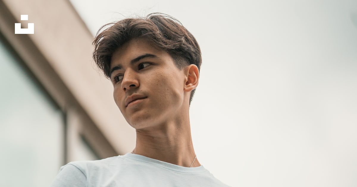 Un Hombre Parado En Un Balcón Foto Imagen De Suiza Gratuita En Unsplash