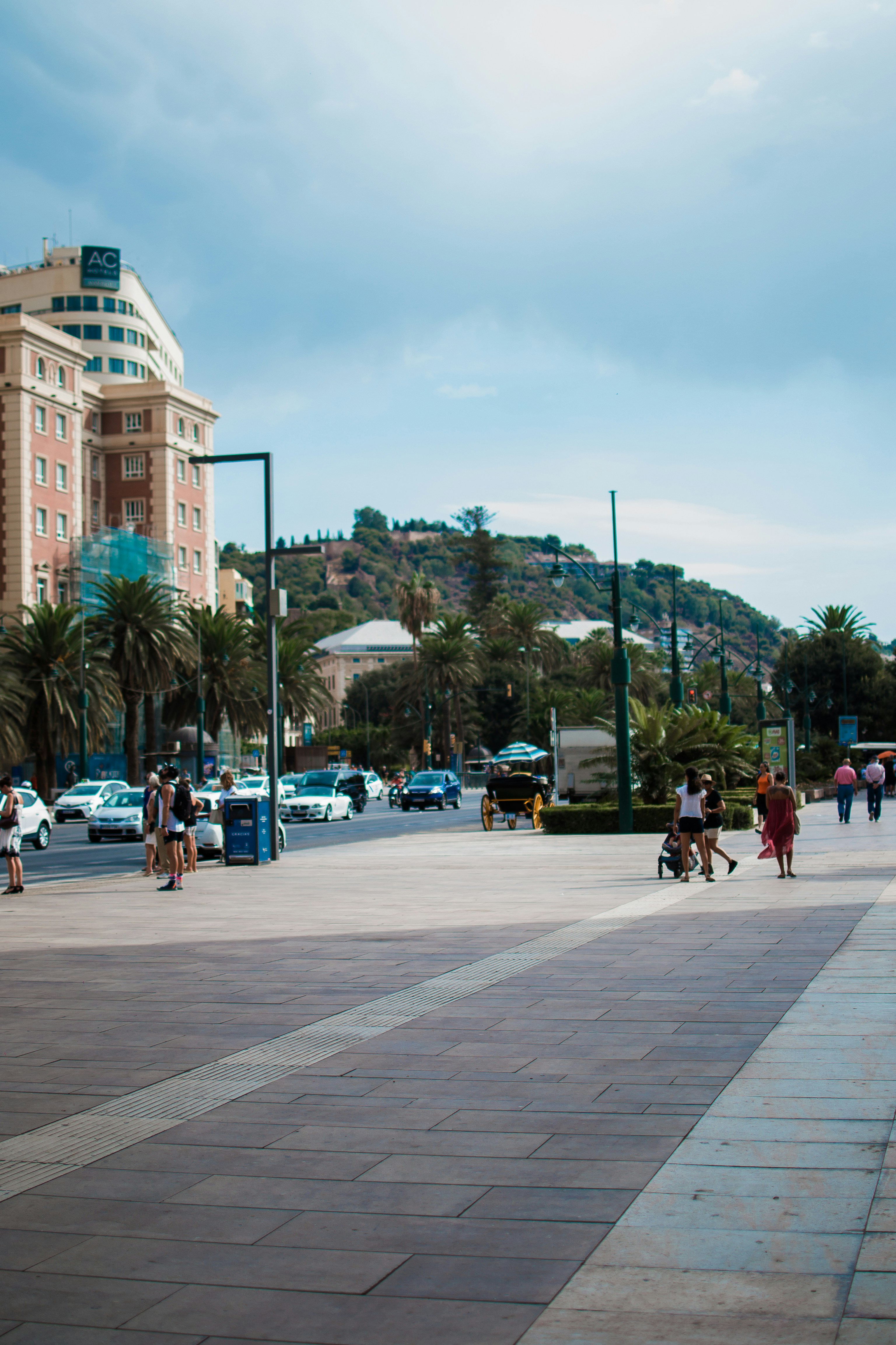 Un groupe de personnes marchant sur un trottoir photo – Photo Urbain ...