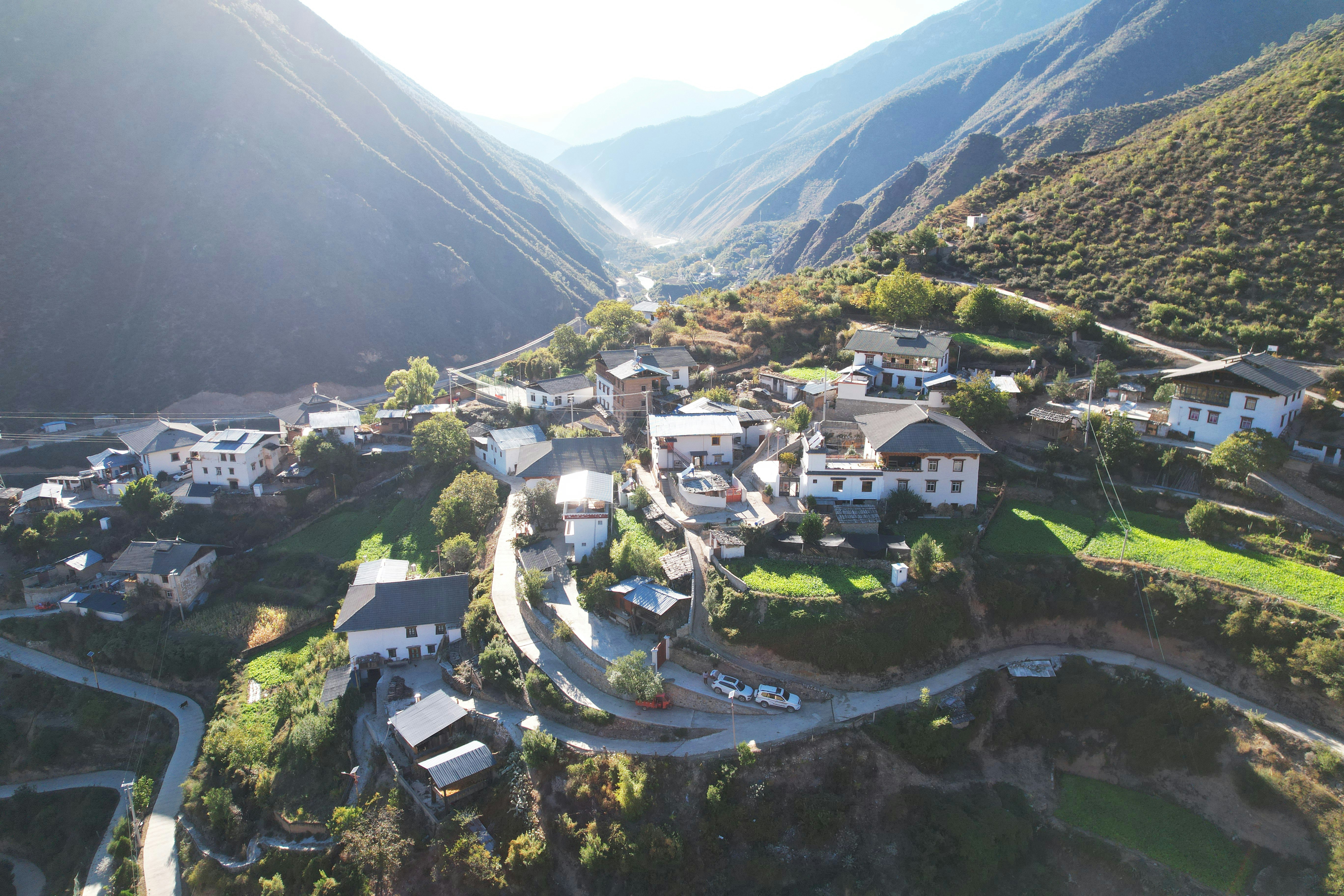 Una ciudad en una colina junto a un lago foto – Imagen de Deqen ...