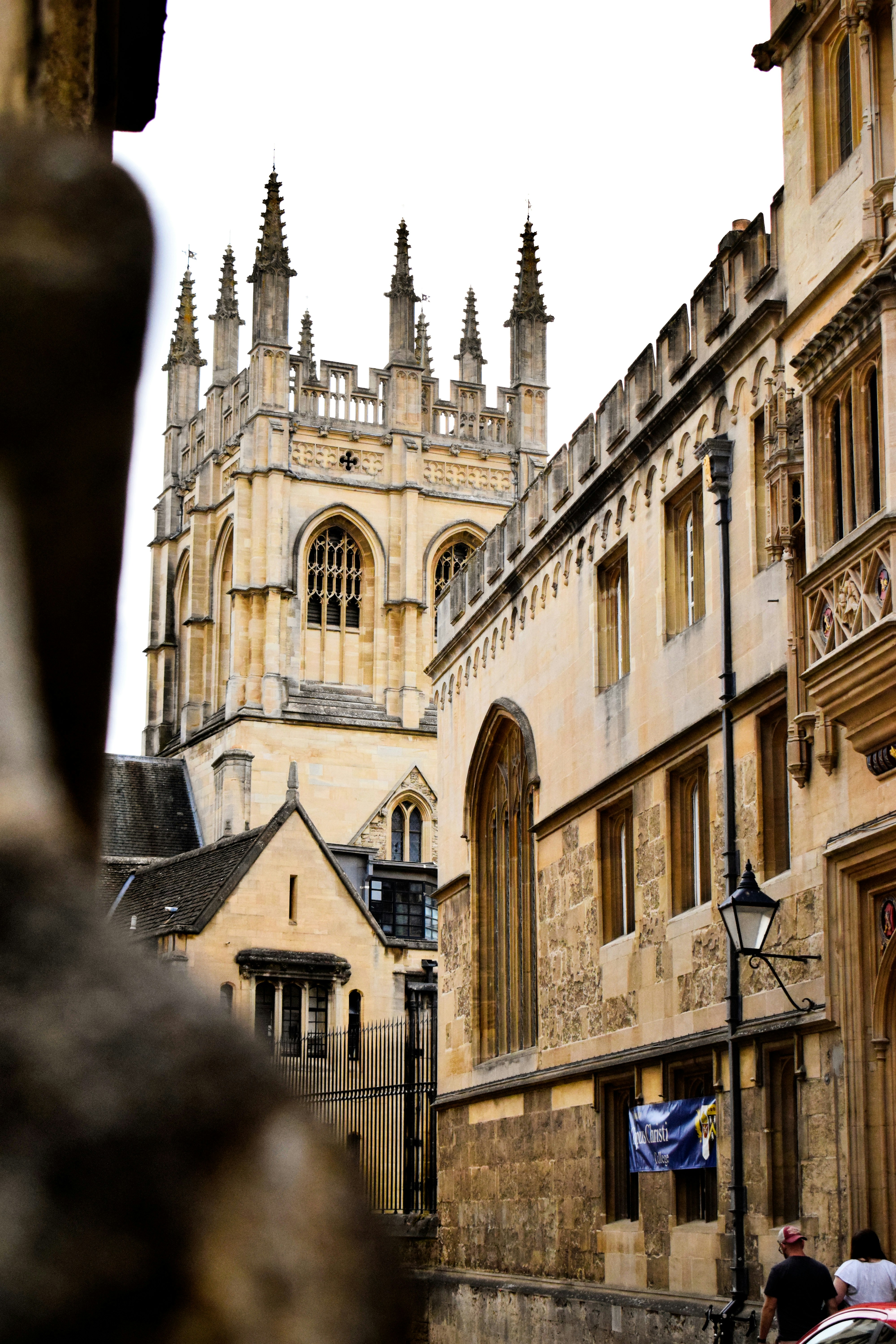Un bâtiment avec une tour photo – Image gratuite de Oxford sur Unsplash