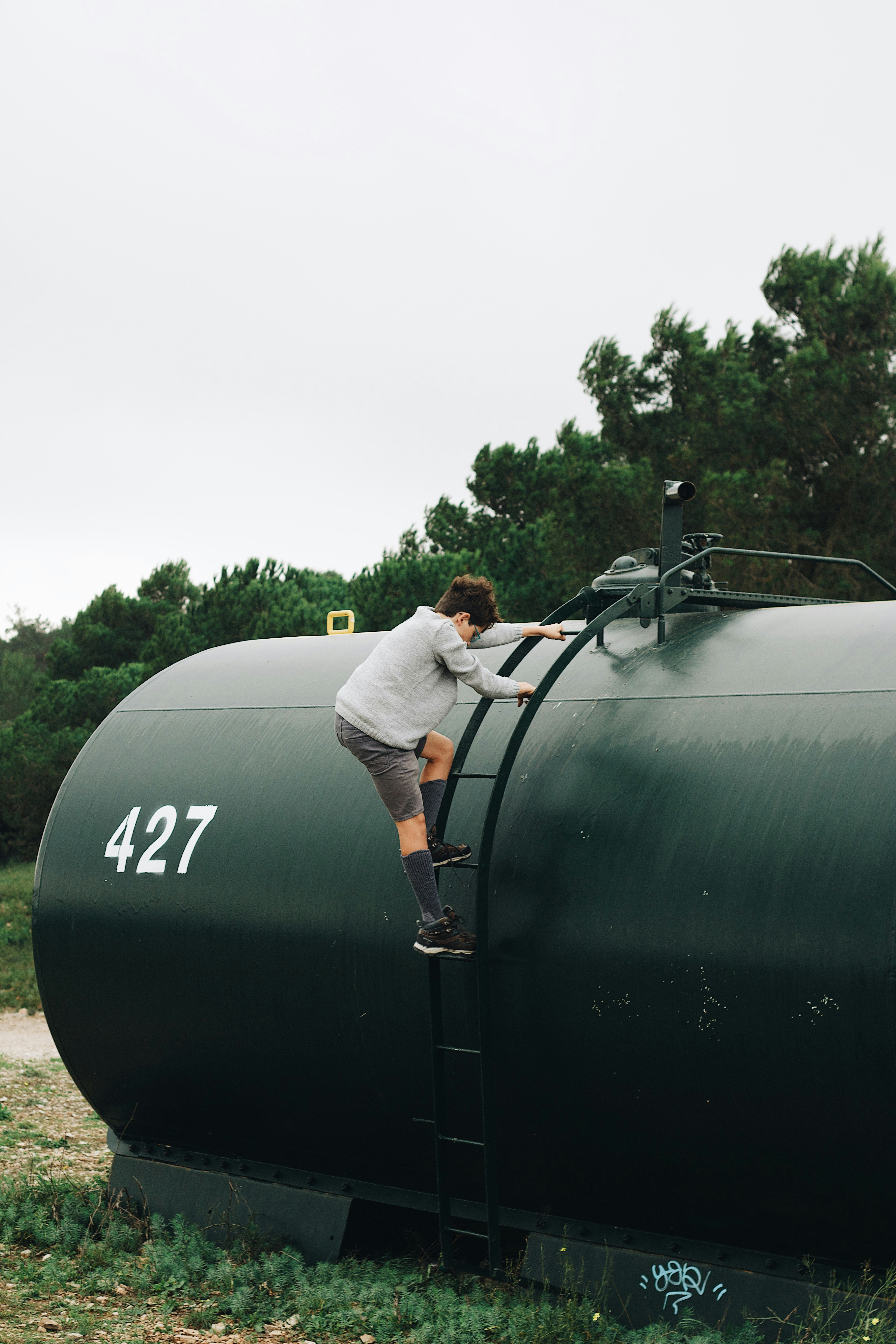 A person standing on a tank photo – Free Canne à pêche Image on Unsplash