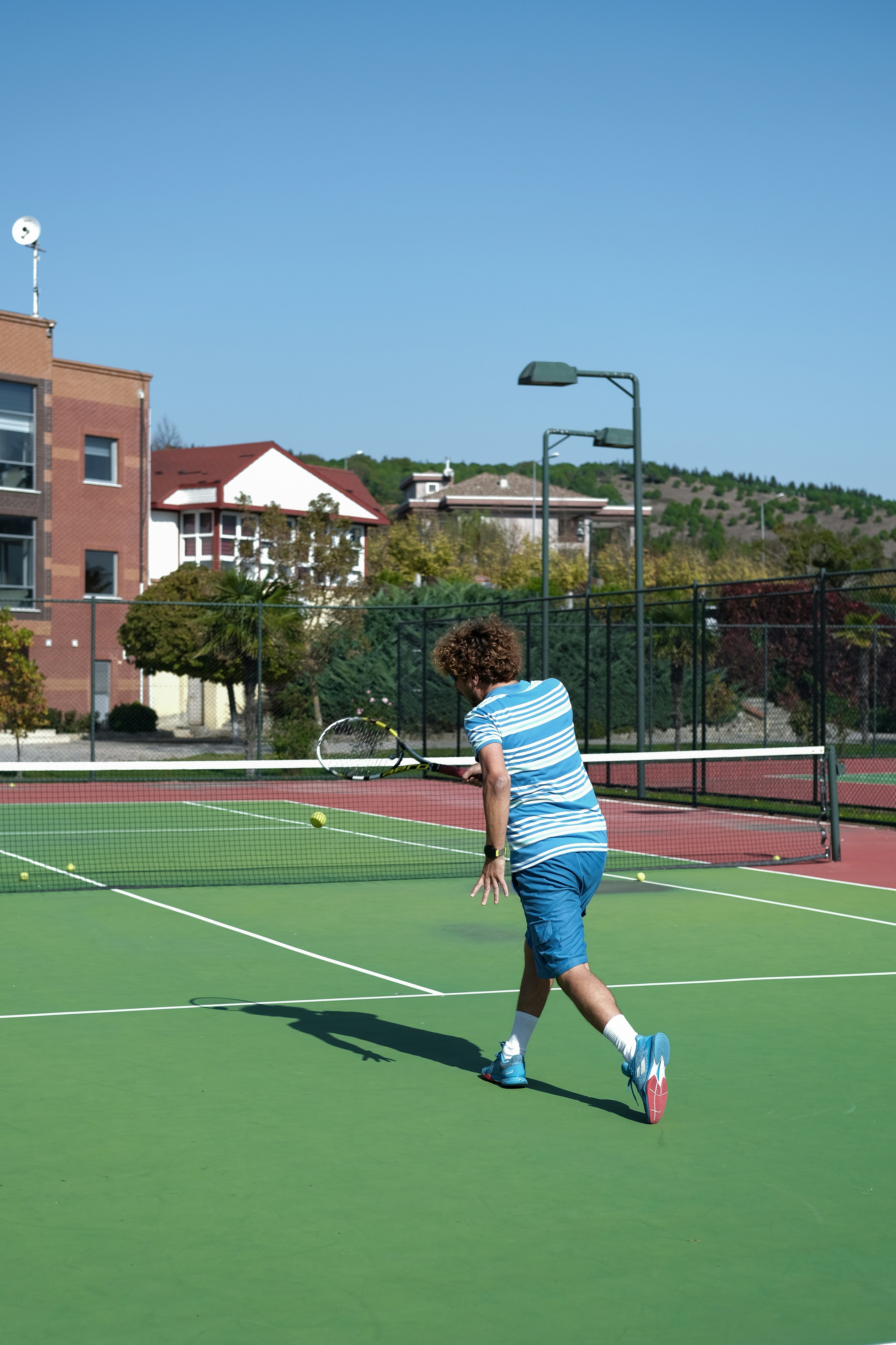 Foto Una persona jugando al tenis – Imagen Pelota de tenis gratis en ...