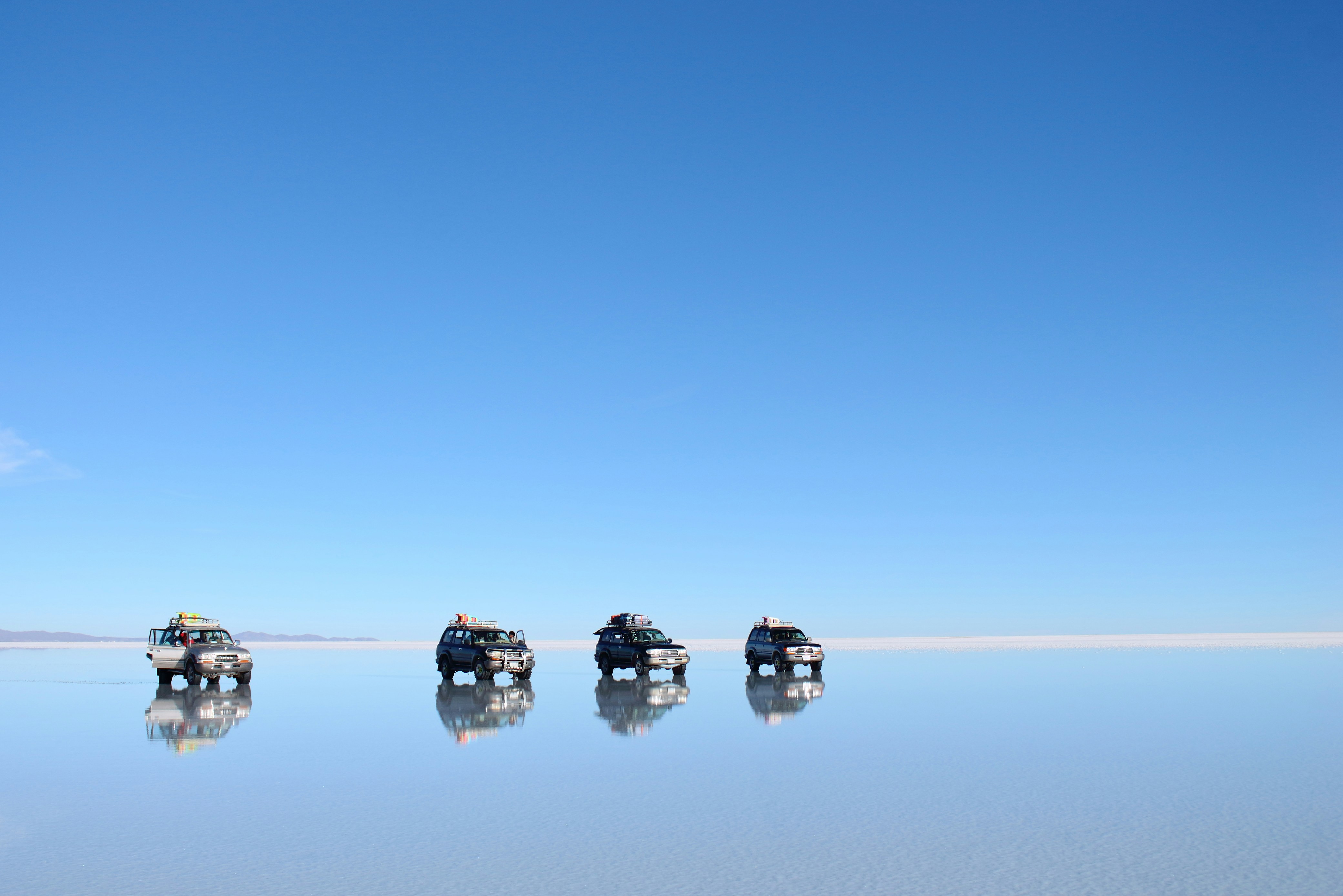 Four Vans on a Mirror-Floor Sea of Light