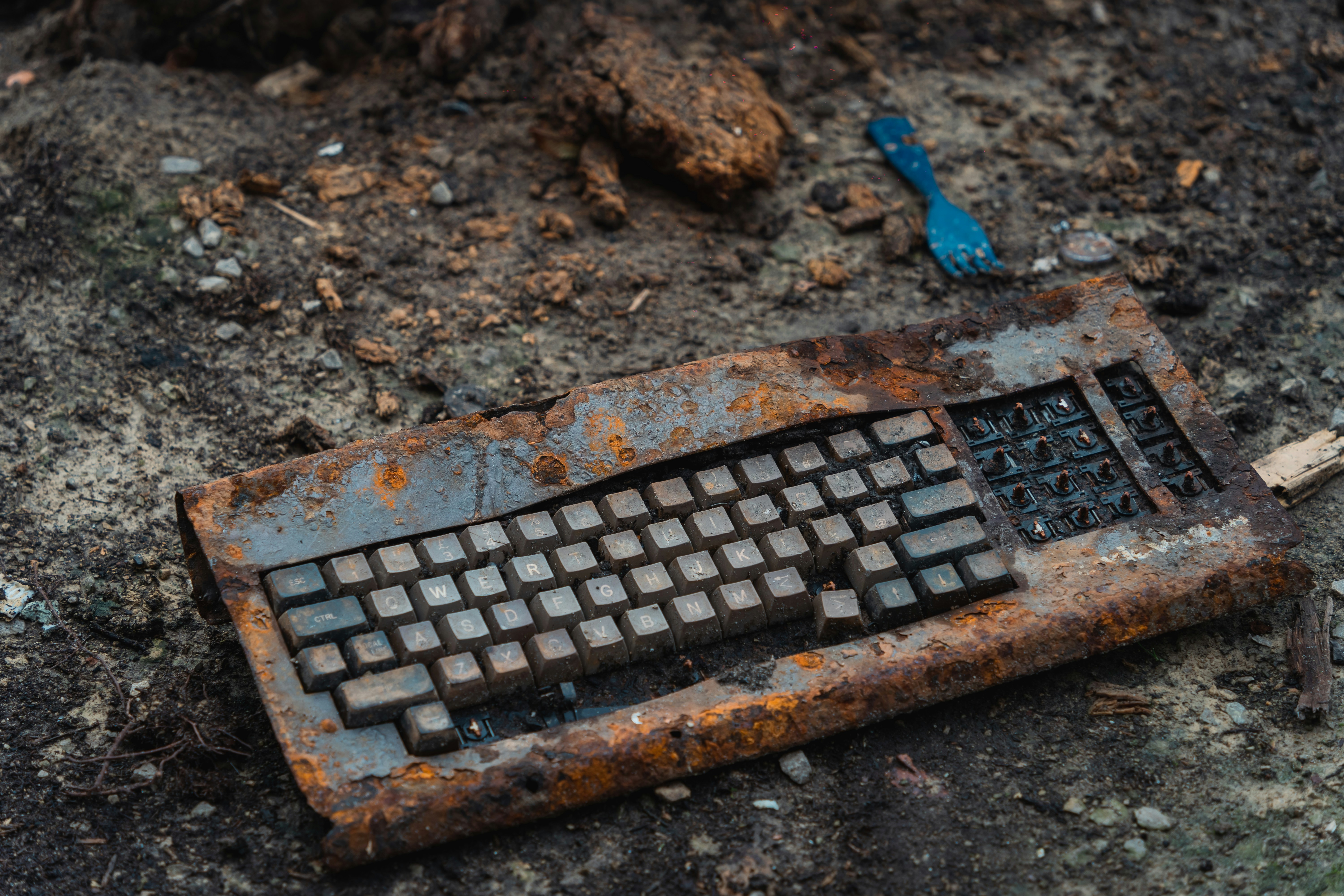 A keyboard on the ground photo – Free Amsterdam Image on Unsplash