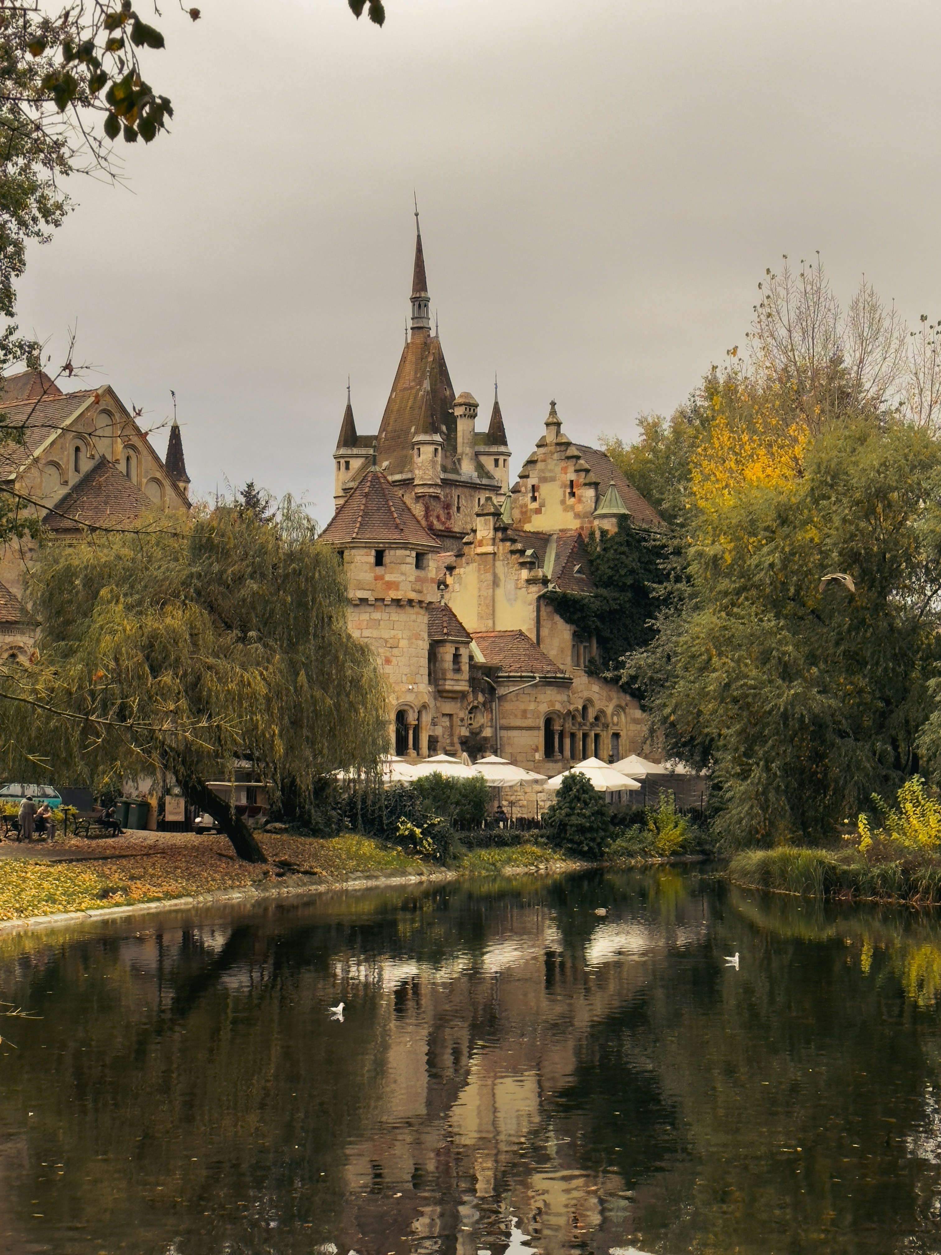 A castle with a moat photo – Free Architecture Image on Unsplash
