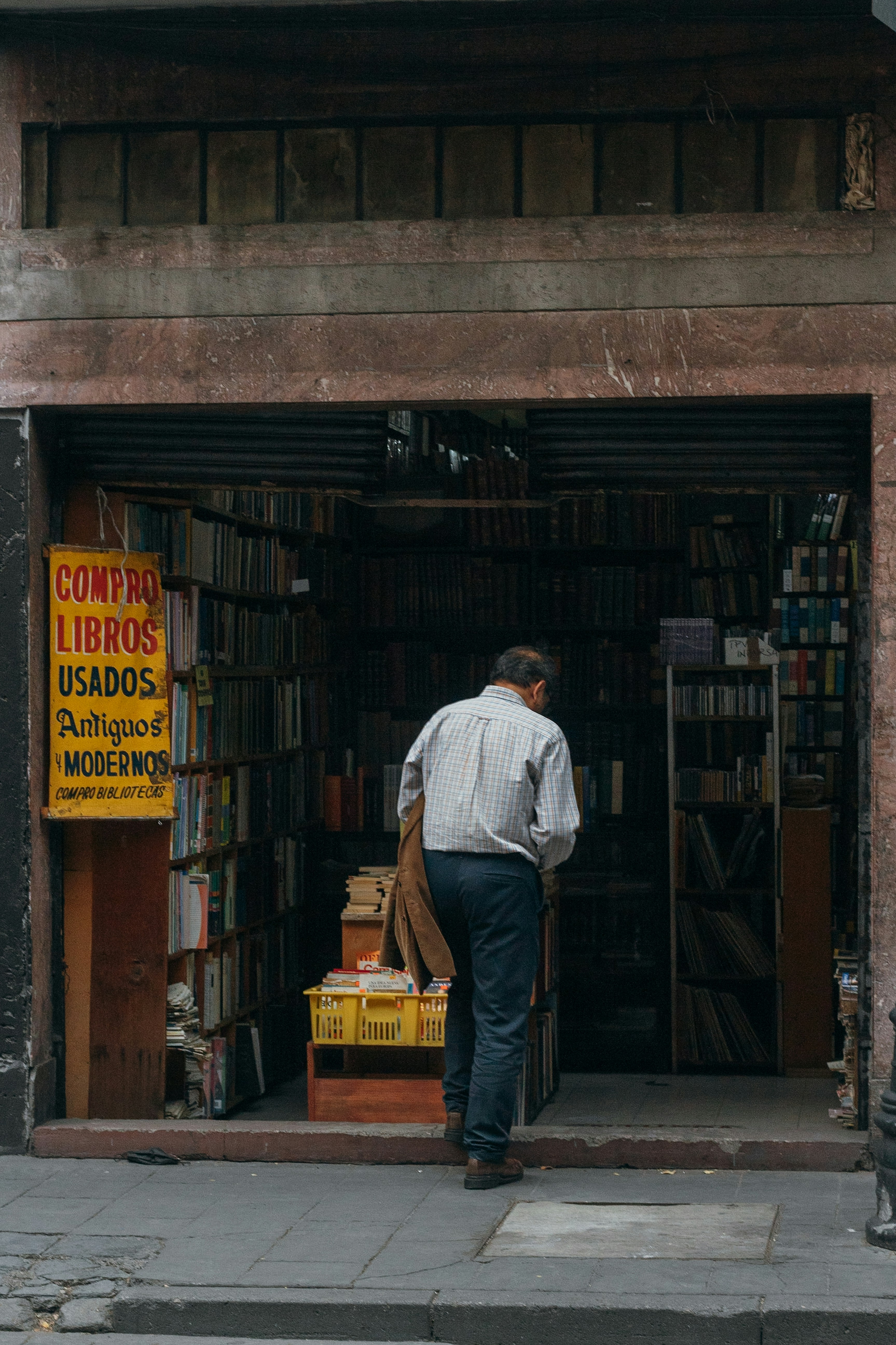 A man standing outside a store photo – Free Portrait Image on Unsplash