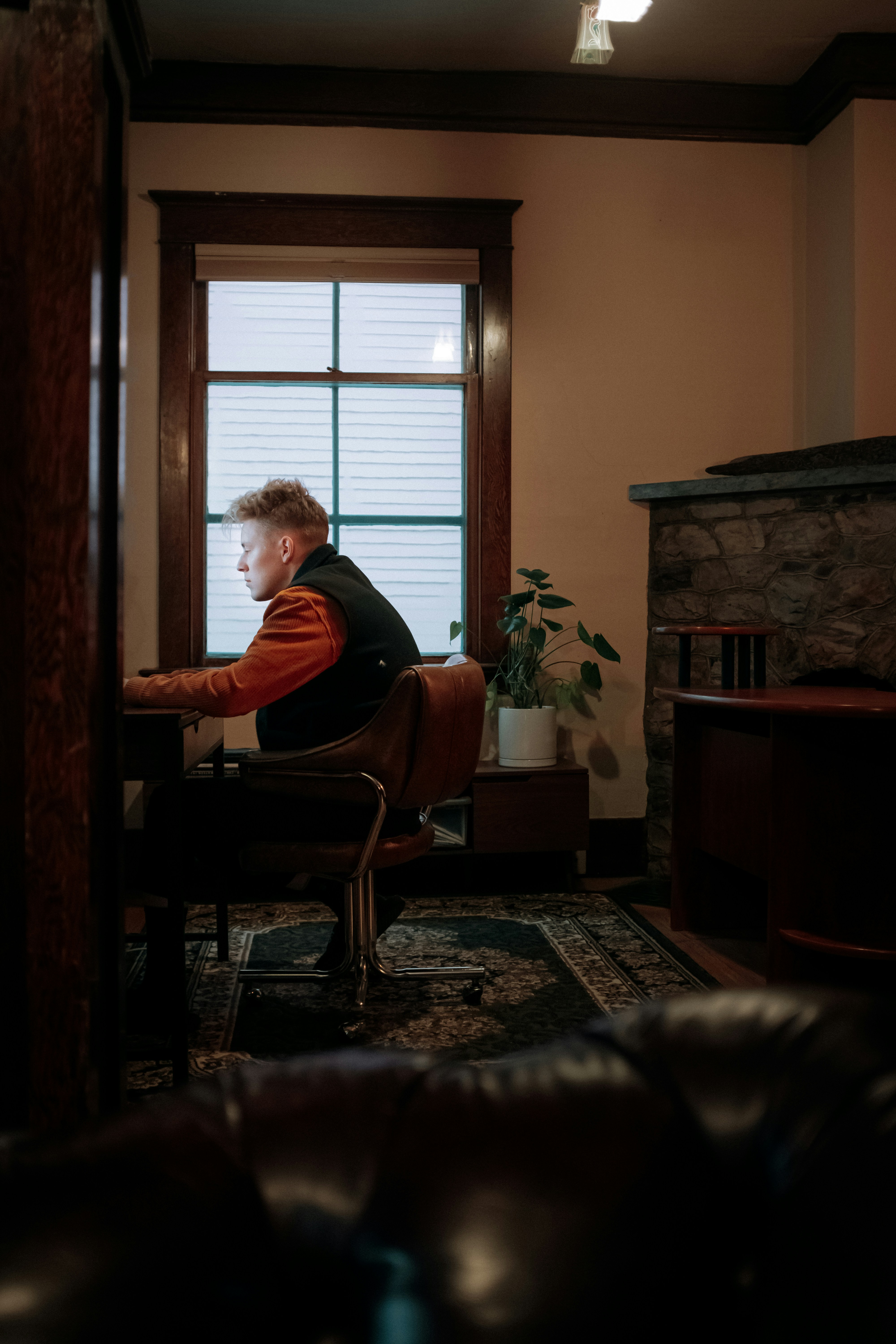 Foto Una persona sentada en una silla – Imagen Persona gratis en Unsplash