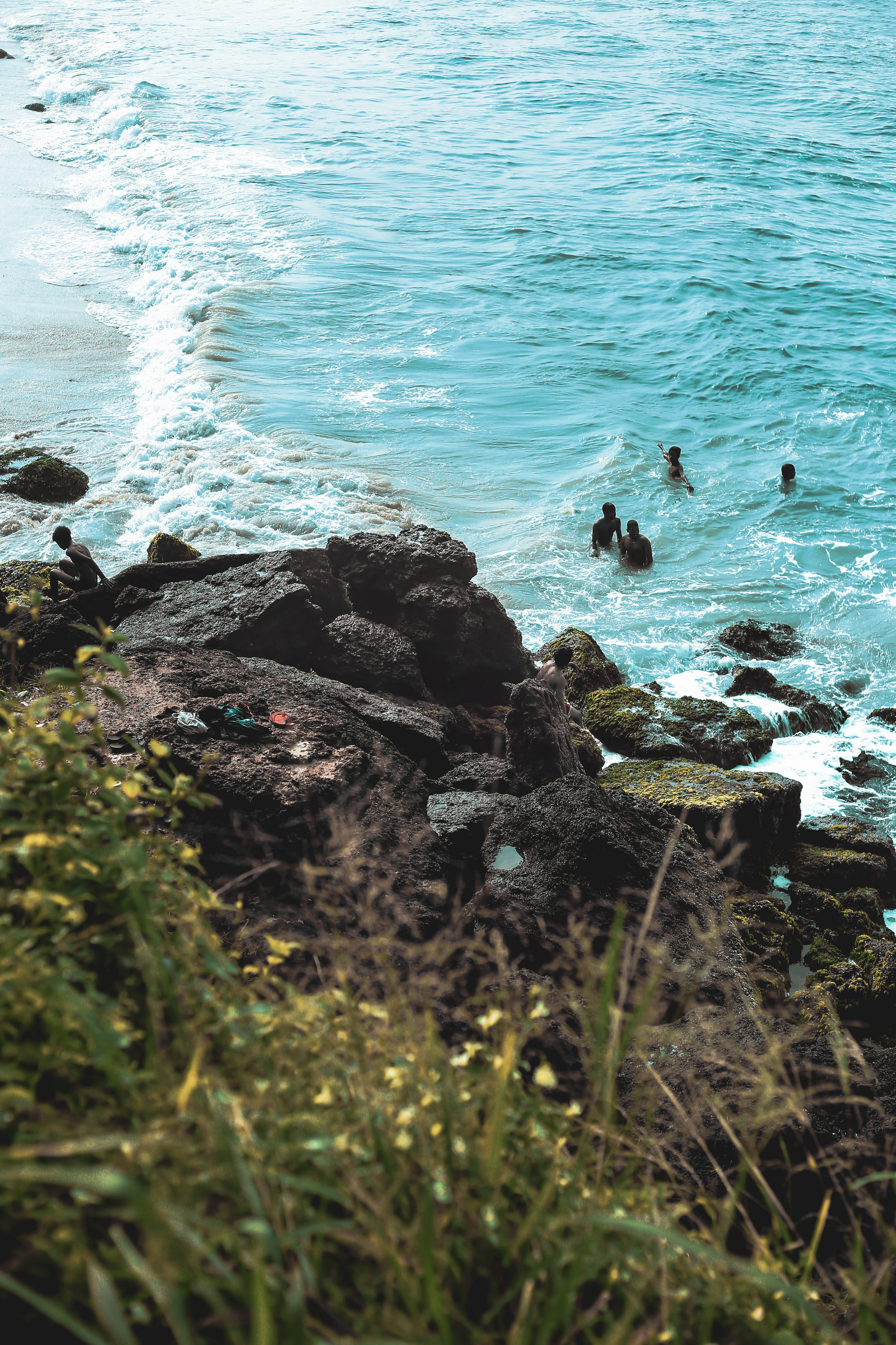 A group of people swimming in the water photo – Free Sea Image on Unsplash
