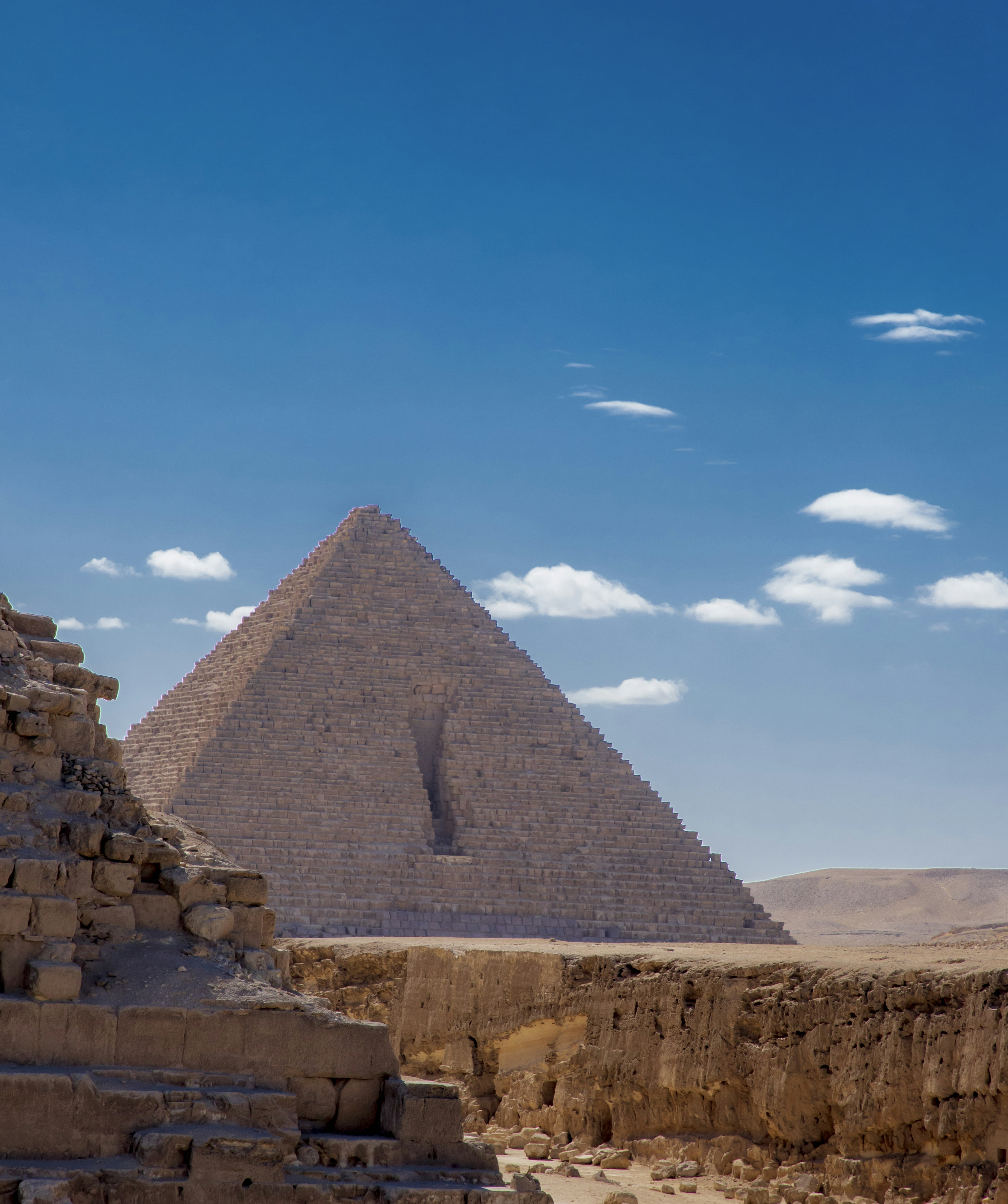 A pyramid in a desert photo – Free Al giza desert Image on Unsplash