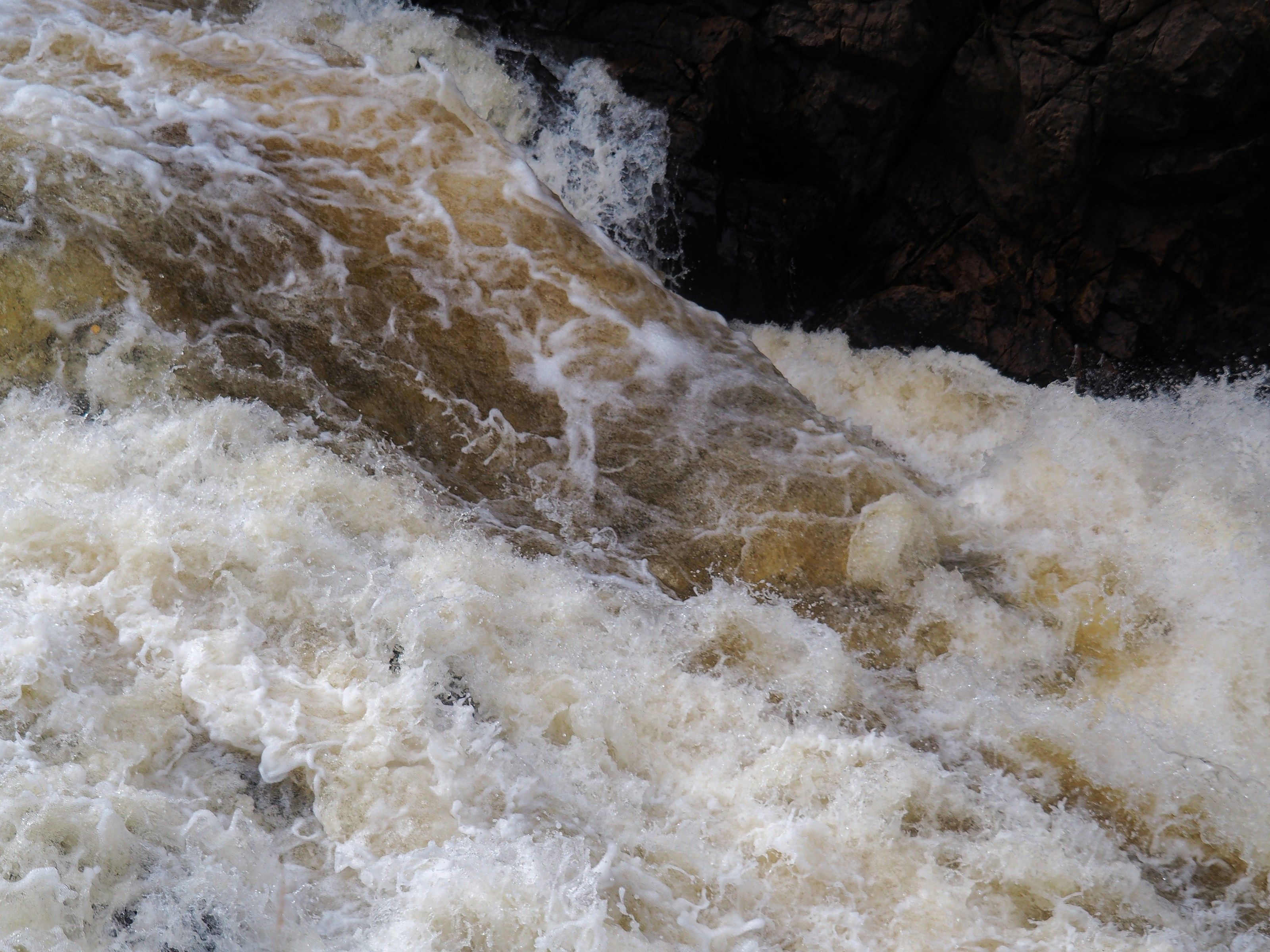 Rushing Currents: Nature's Power UnleashedOona Ahonen