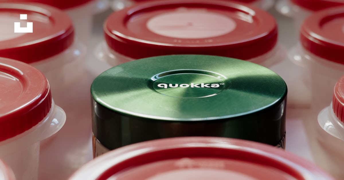 Un Groupe De Tasses Rouges Et Blanches Photo Photo Gratuite Sur Unsplash