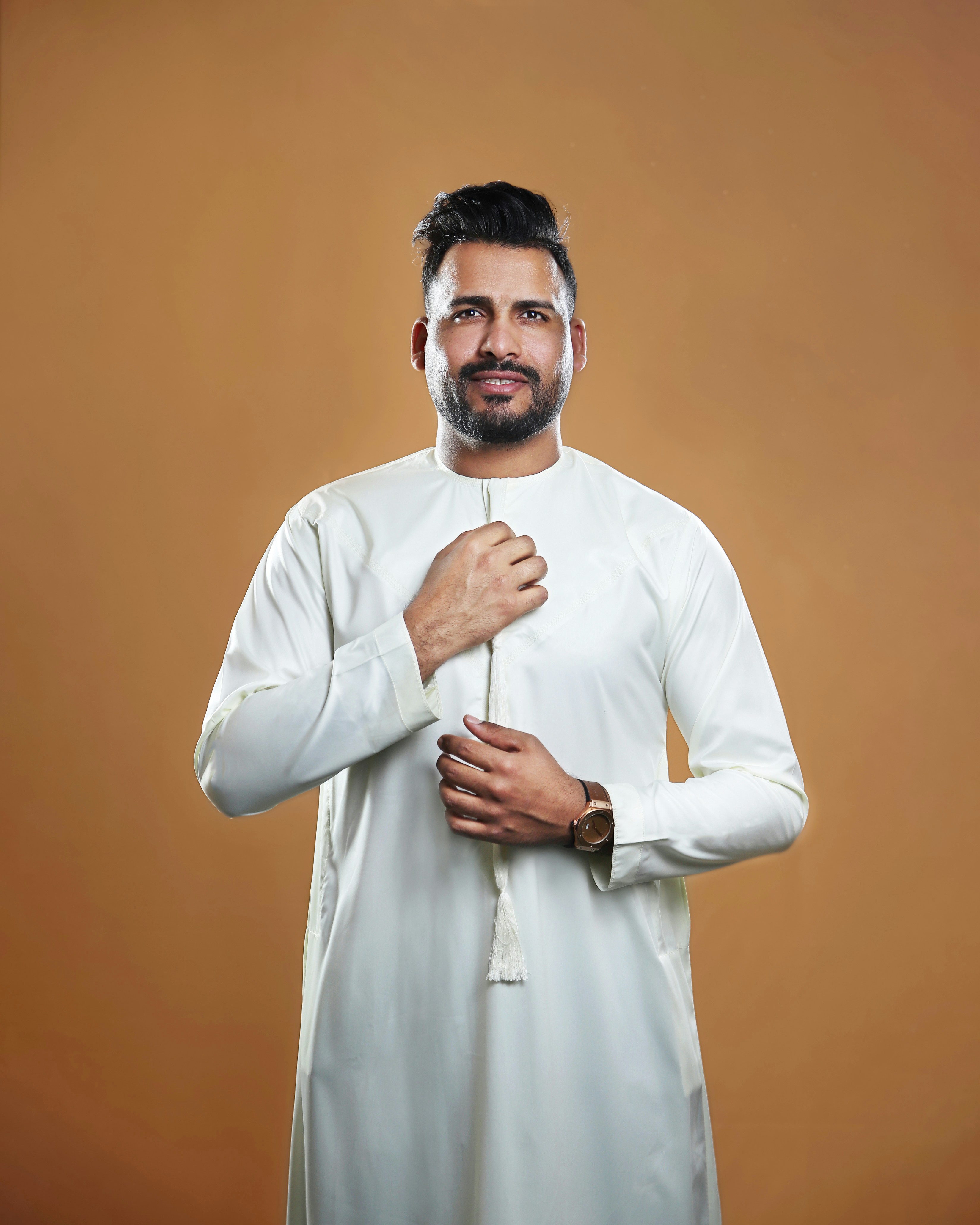 Un homme vêtu d’une robe blanche photo – Image gratuite de Manche sur ...