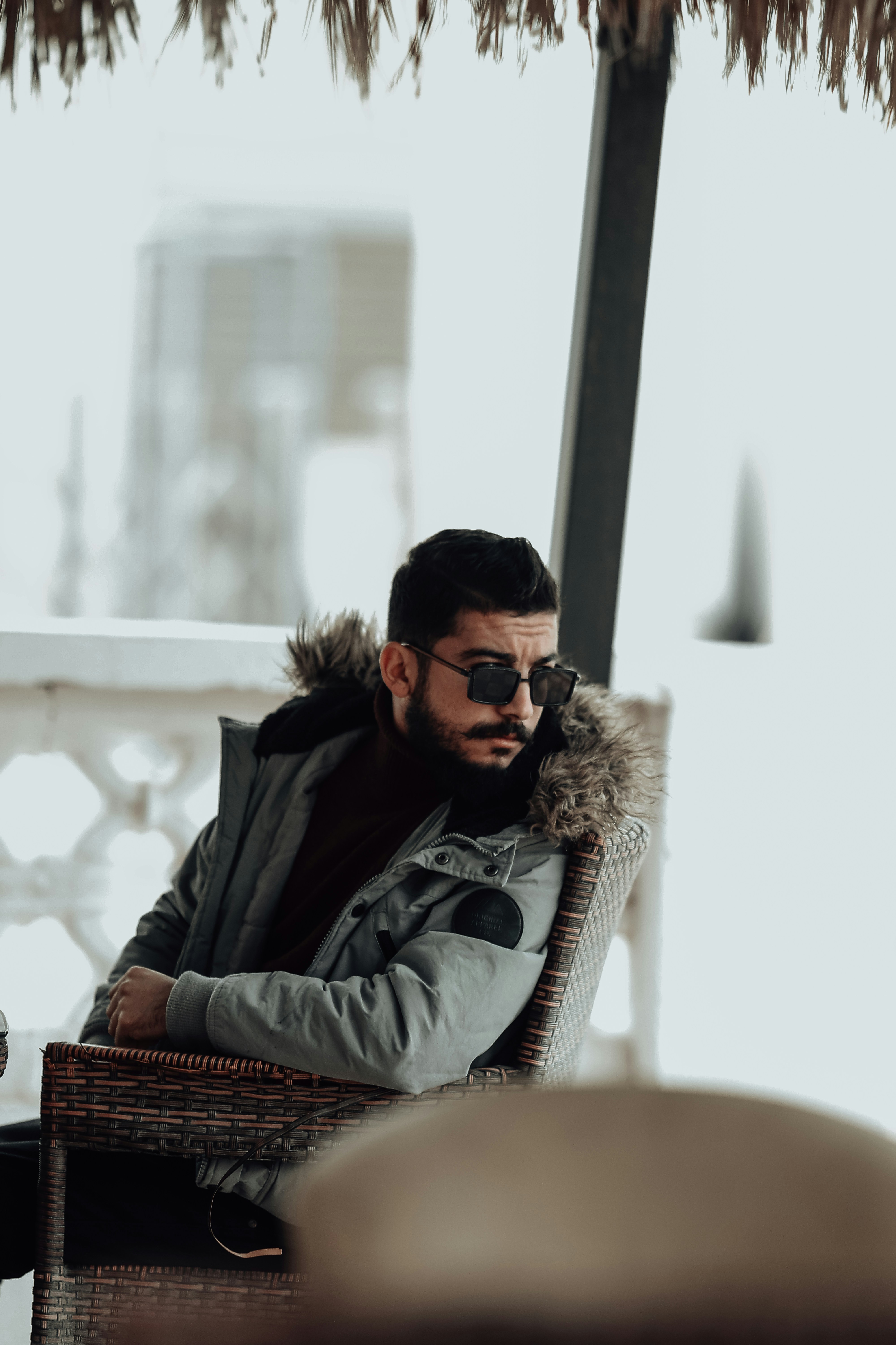 Un homme assis sur une chaise photo – Photo La personne Gratuite sur ...