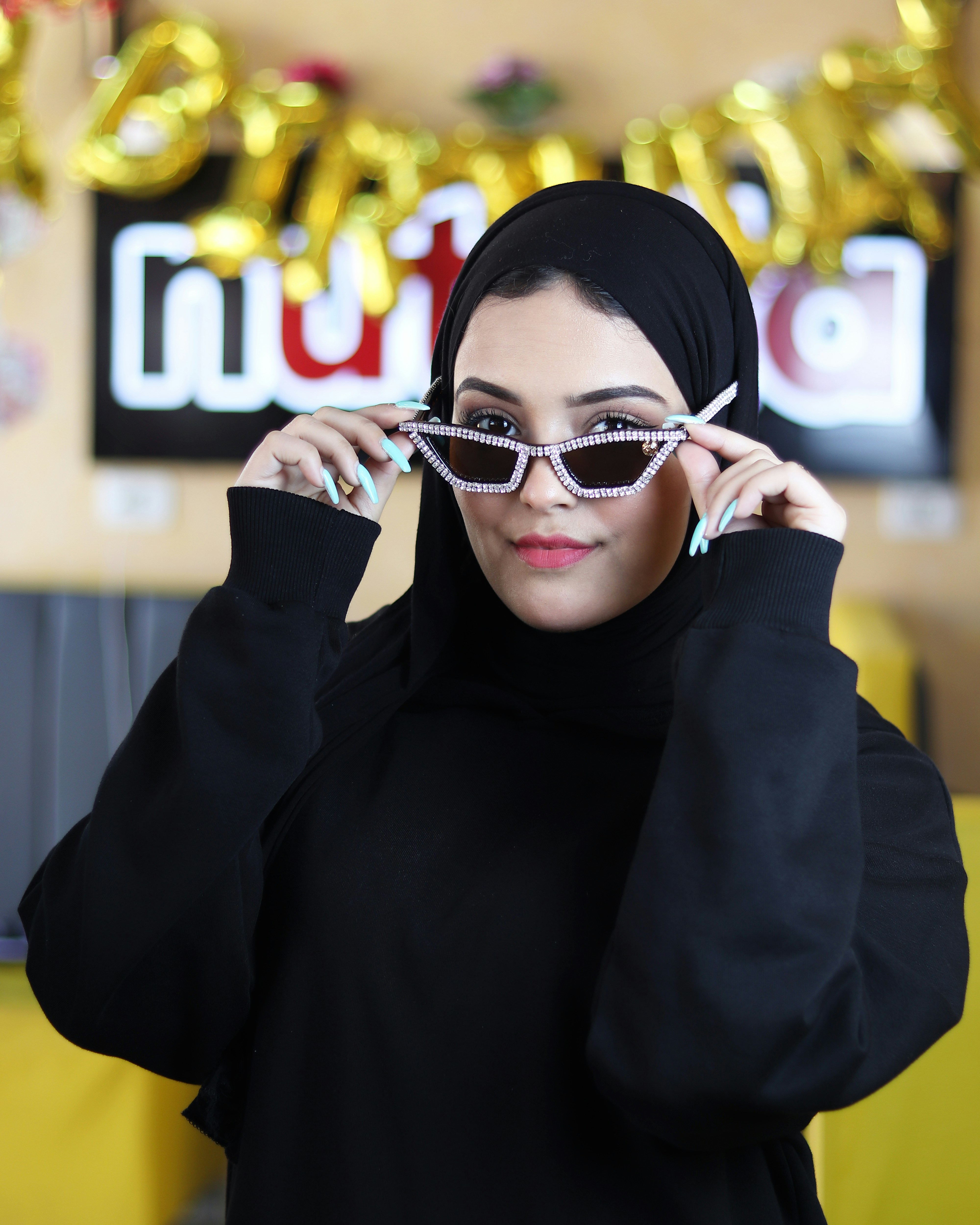 Foto Una persona con gafas de sol – Imagen Adulto gratis en Unsplash