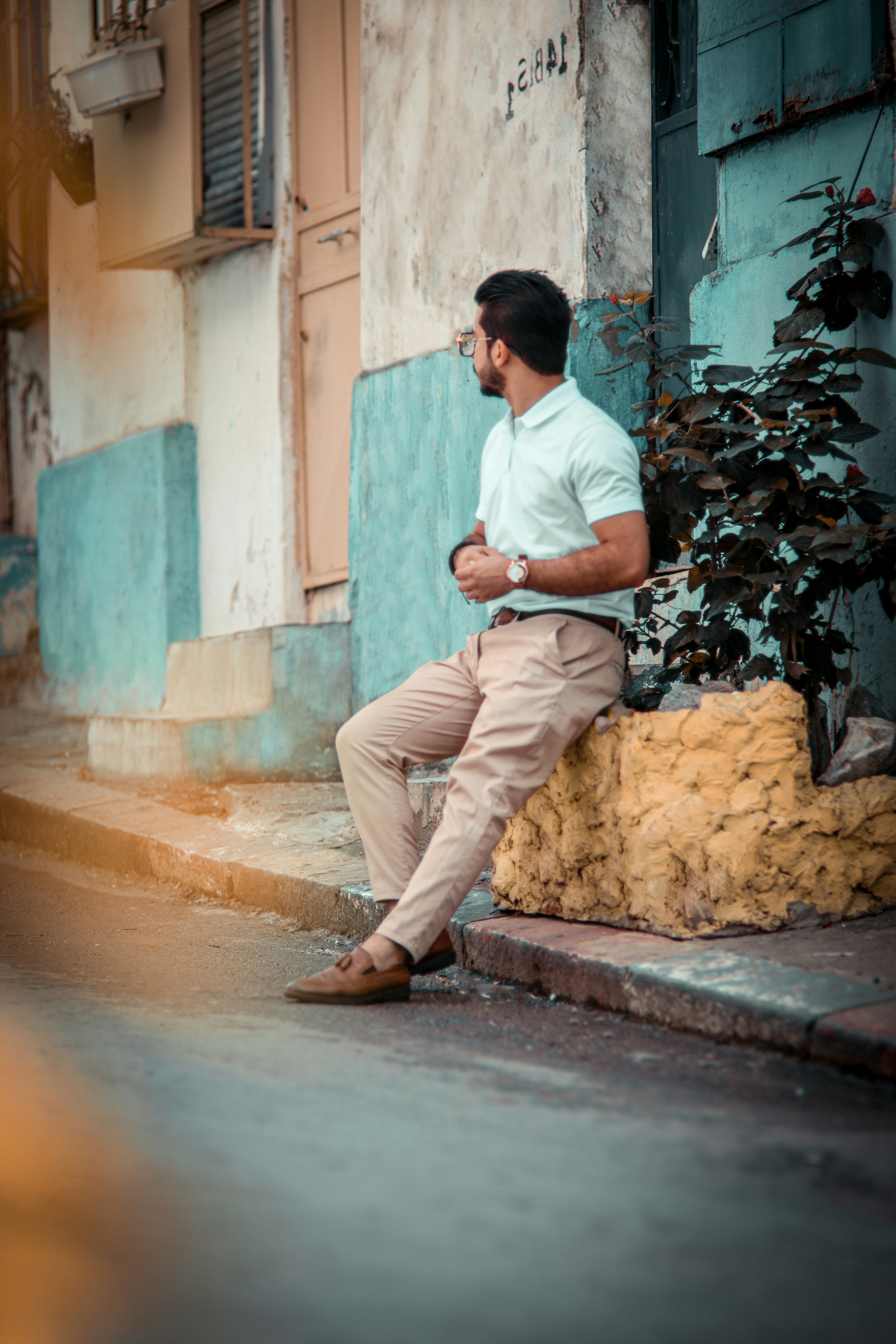 A man sitting on a curb photo – Free Person Image on Unsplash