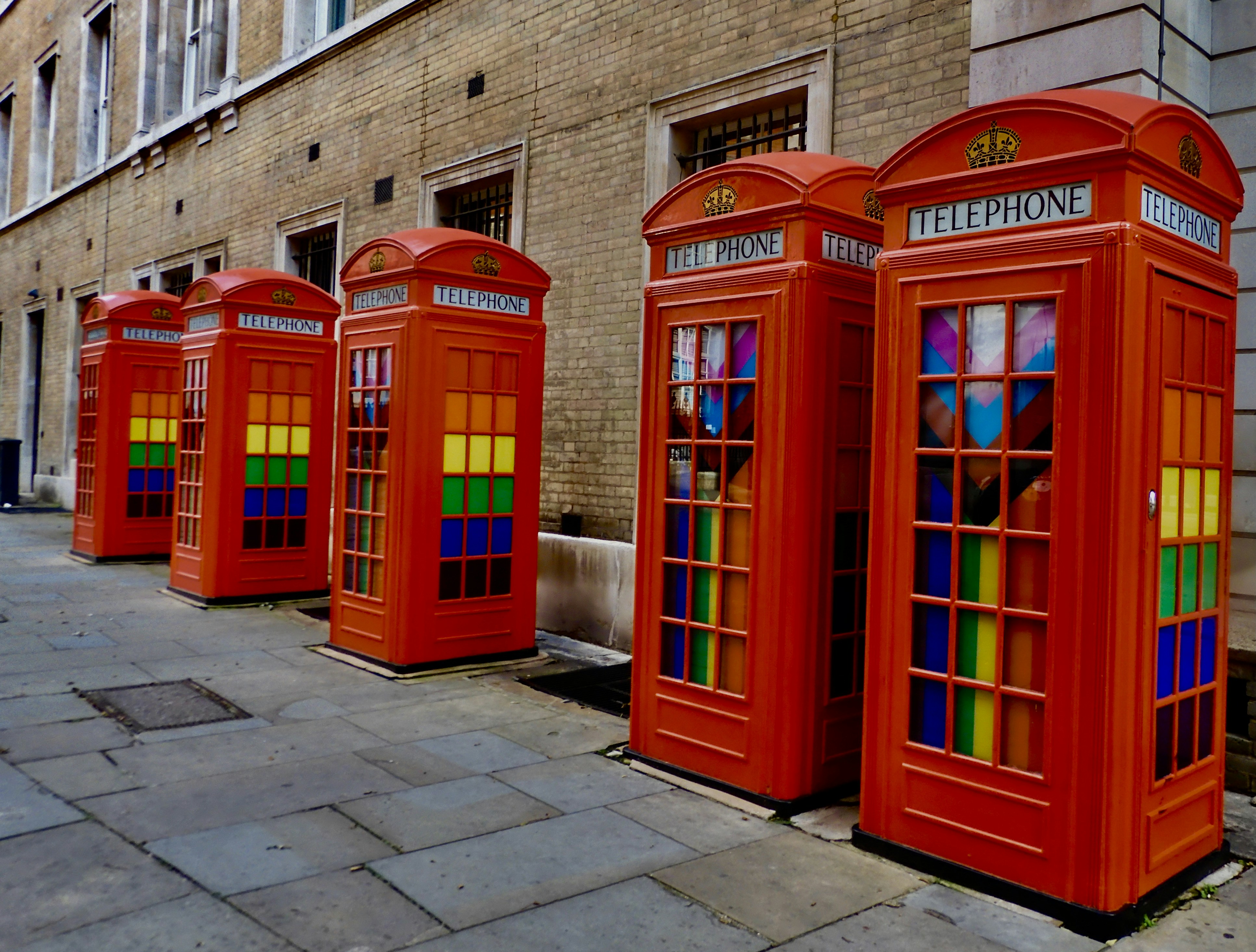 A row of red telephone booths photo – Free London Image on Unsplash