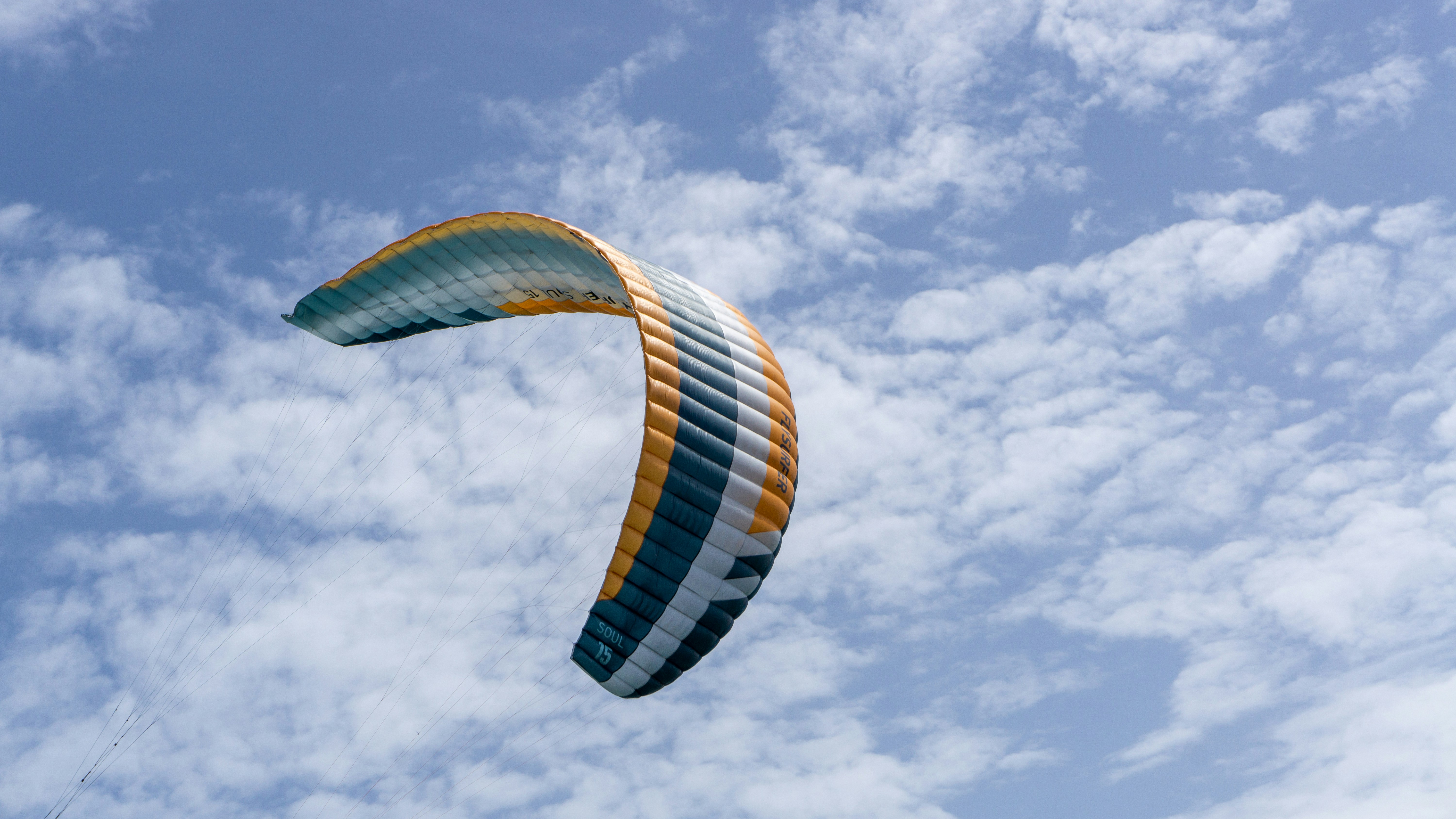 Un parachute dans le ciel photo – Photo Playa de Muro Gratuite sur Unsplash