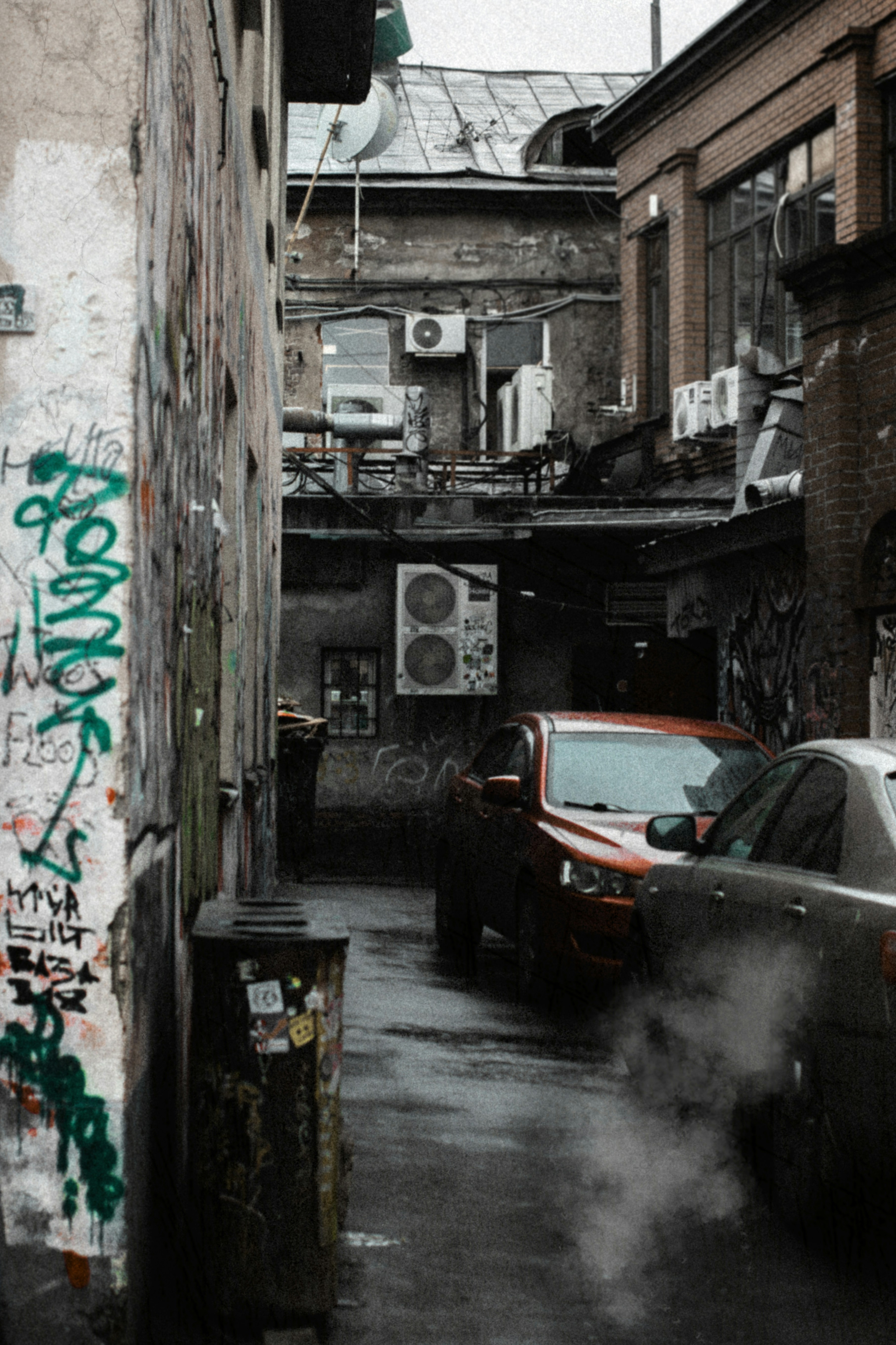 Cars parked in a alley photo – Free City Image on Unsplash