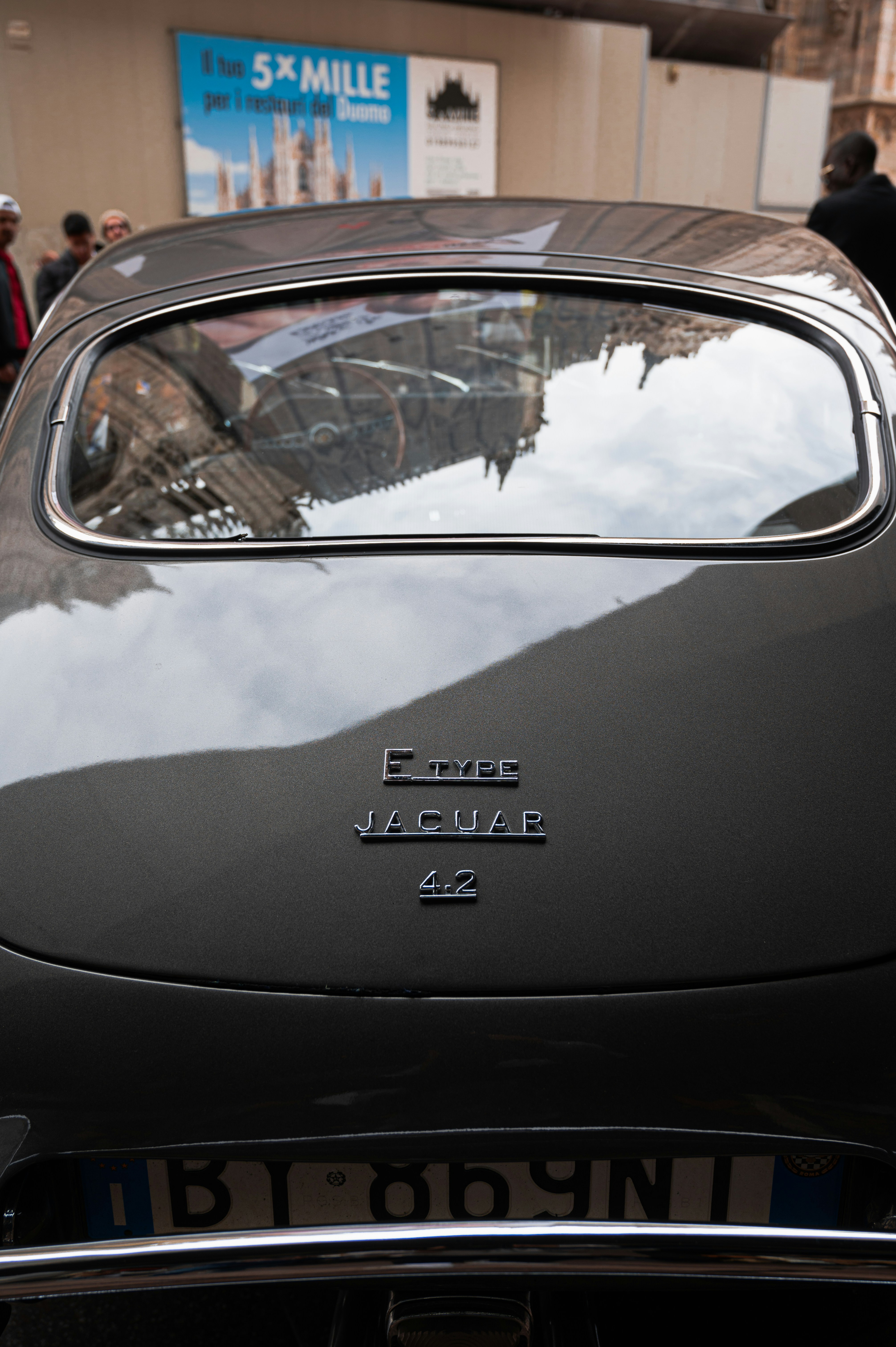 A car with a windshield photo – Free Car Image on Unsplash