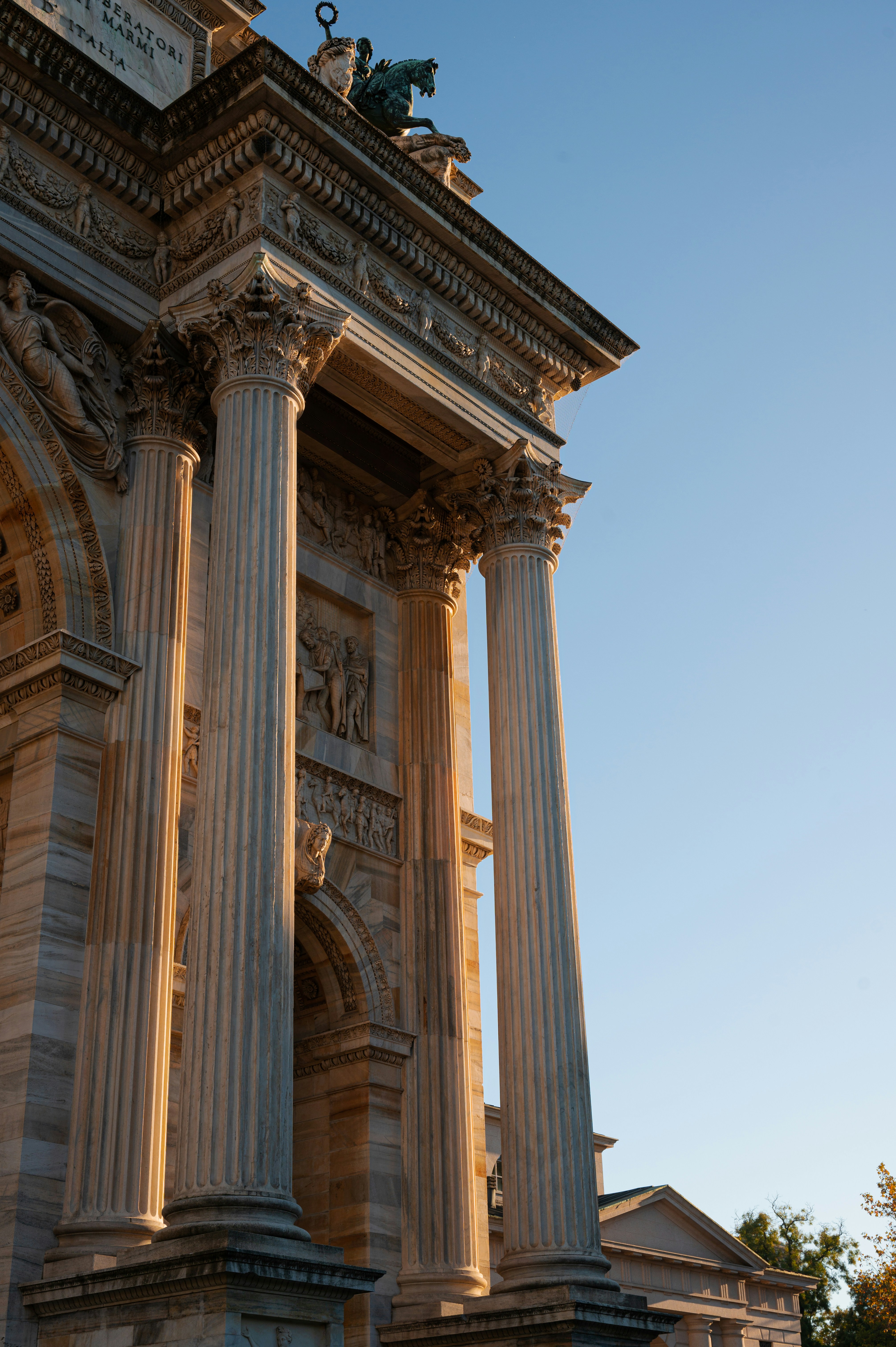 Un bâtiment à piliers photo – Image gratuite de Imeuble sur Unsplash