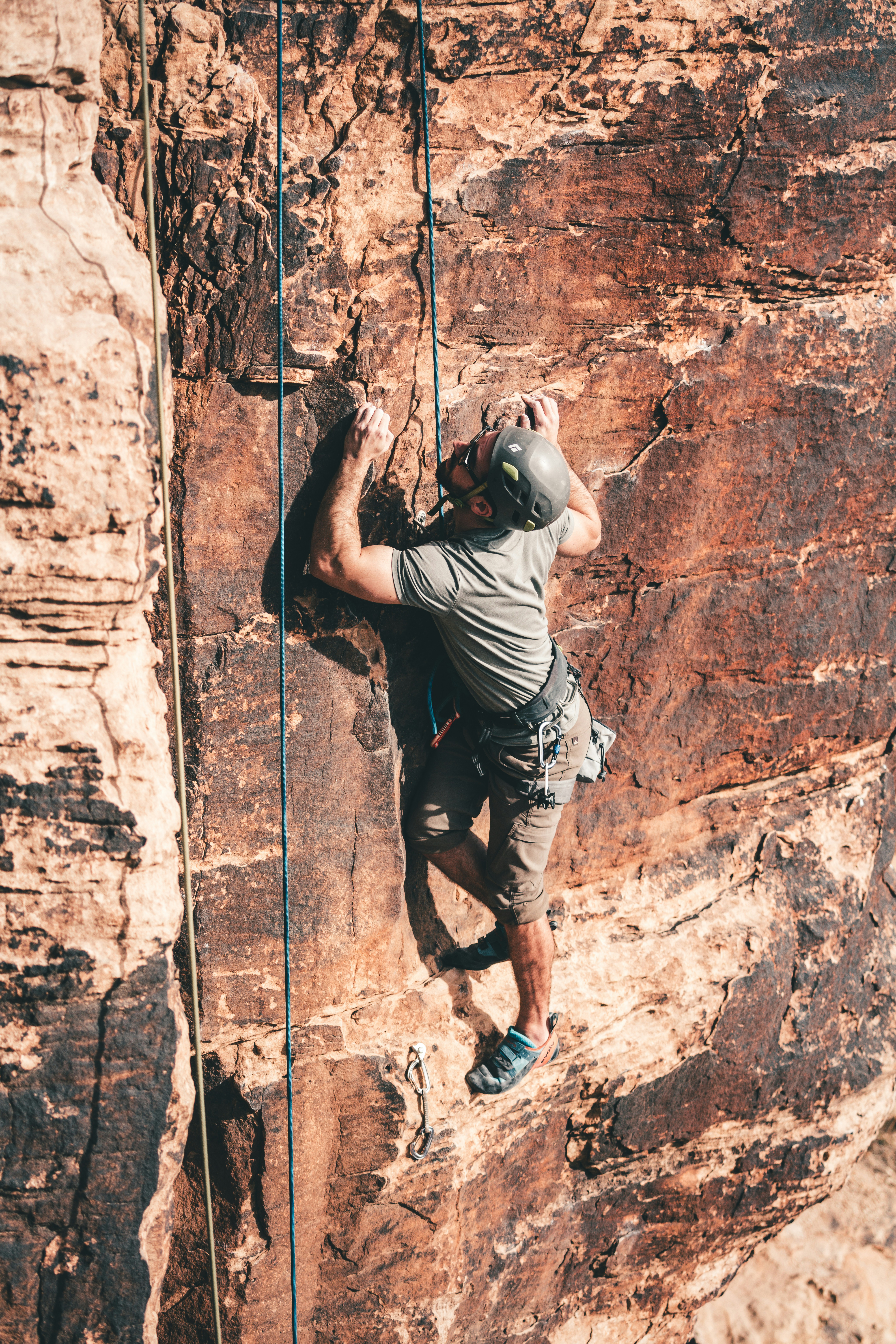 Un homme escalade une paroi rocheuse photo – Image gratuite de En plein ...