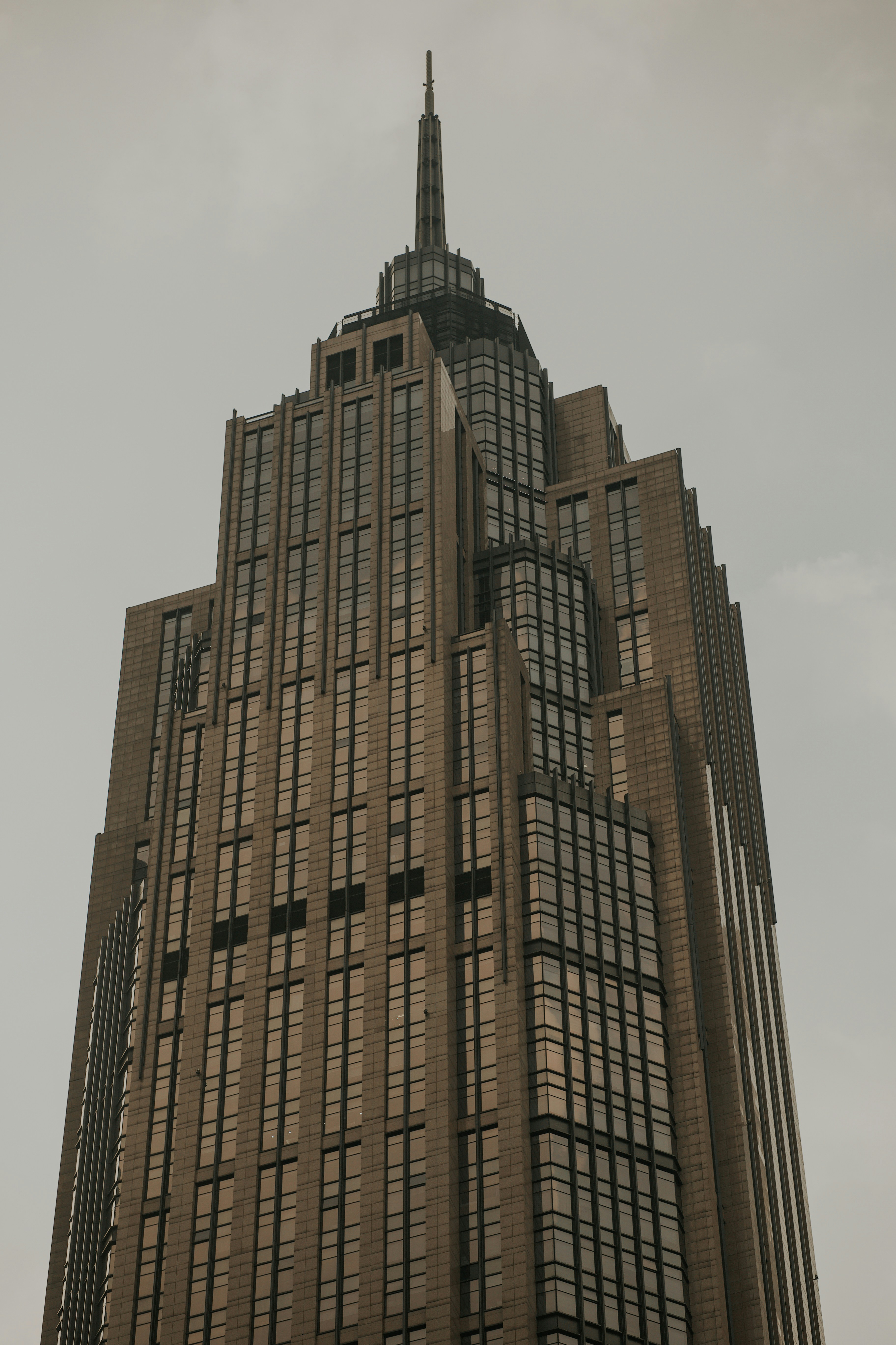 A tall building with a pointy top photo – Free Building Image on Unsplash