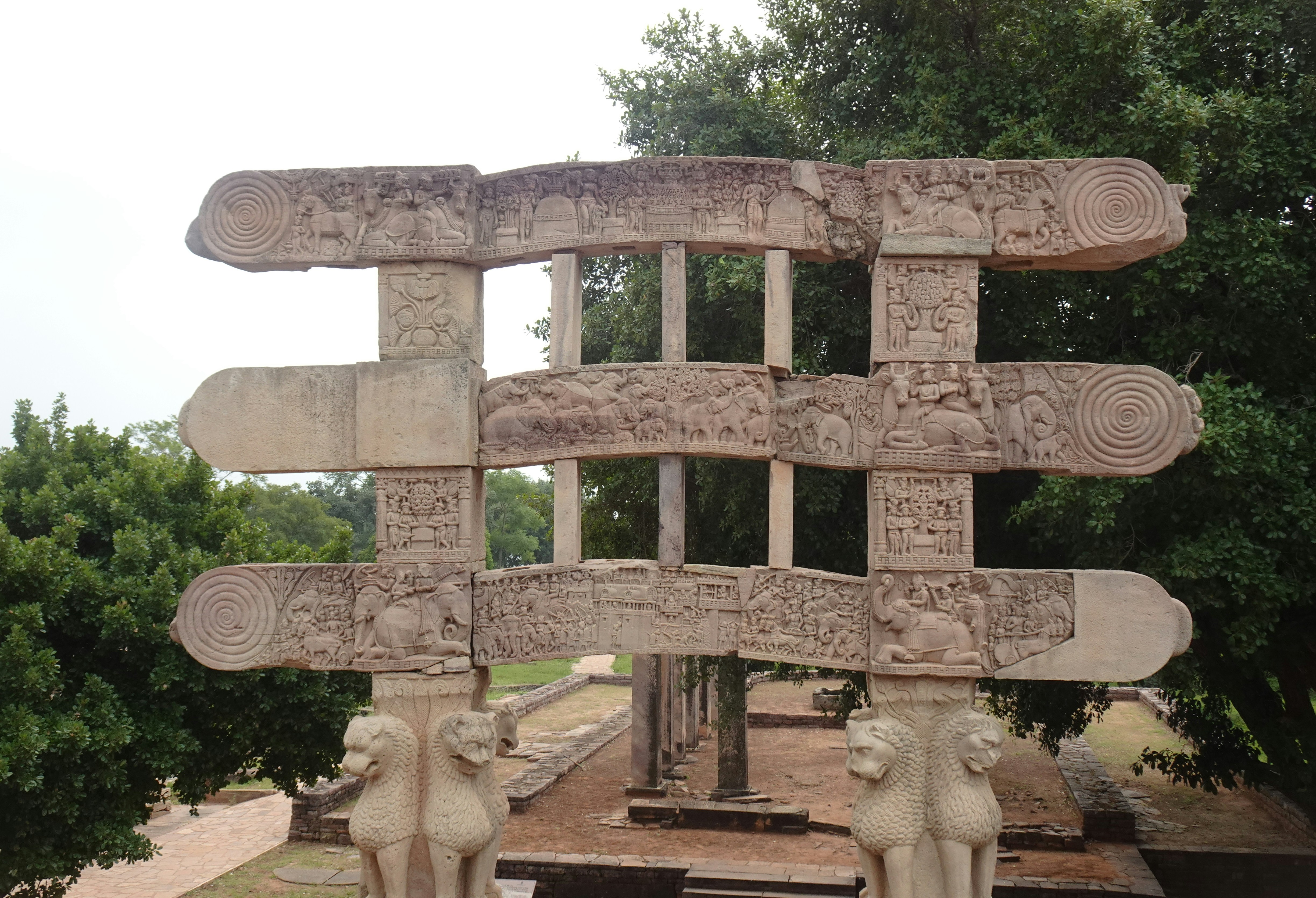 a stone monument with statues