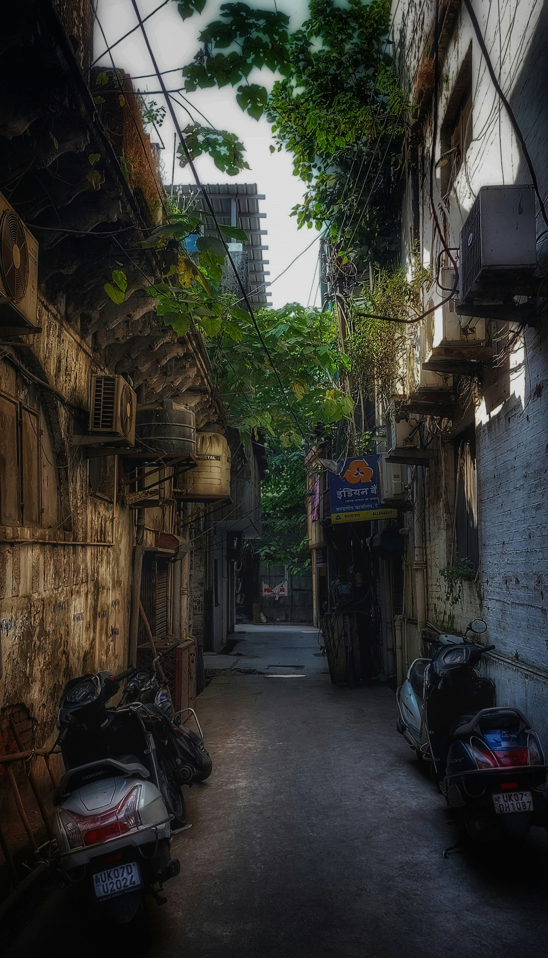A narrow alley between buildings photo – Free India Image on Unsplash