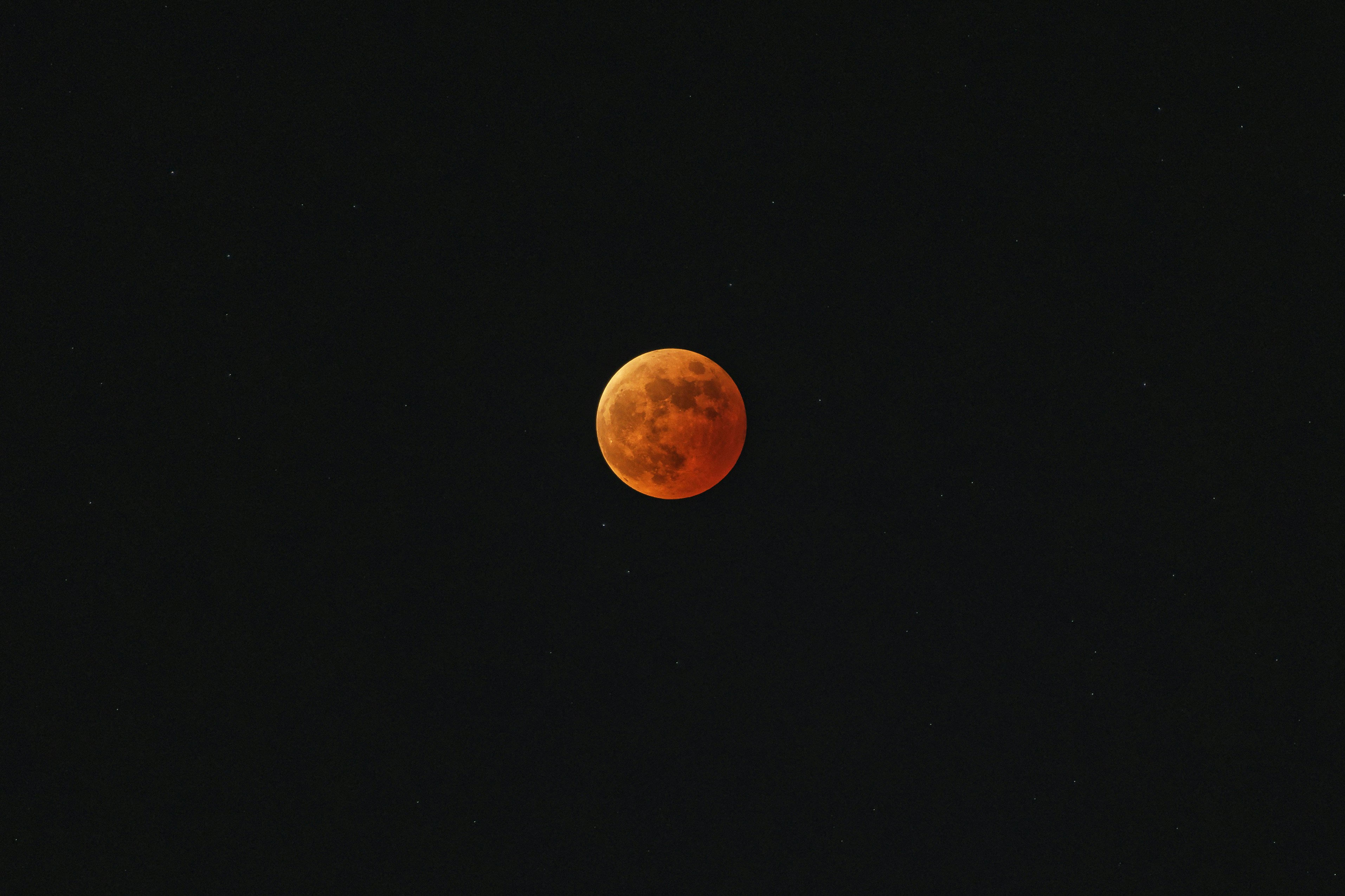 A red moon in the sky photo – Free Nature Image on Unsplash