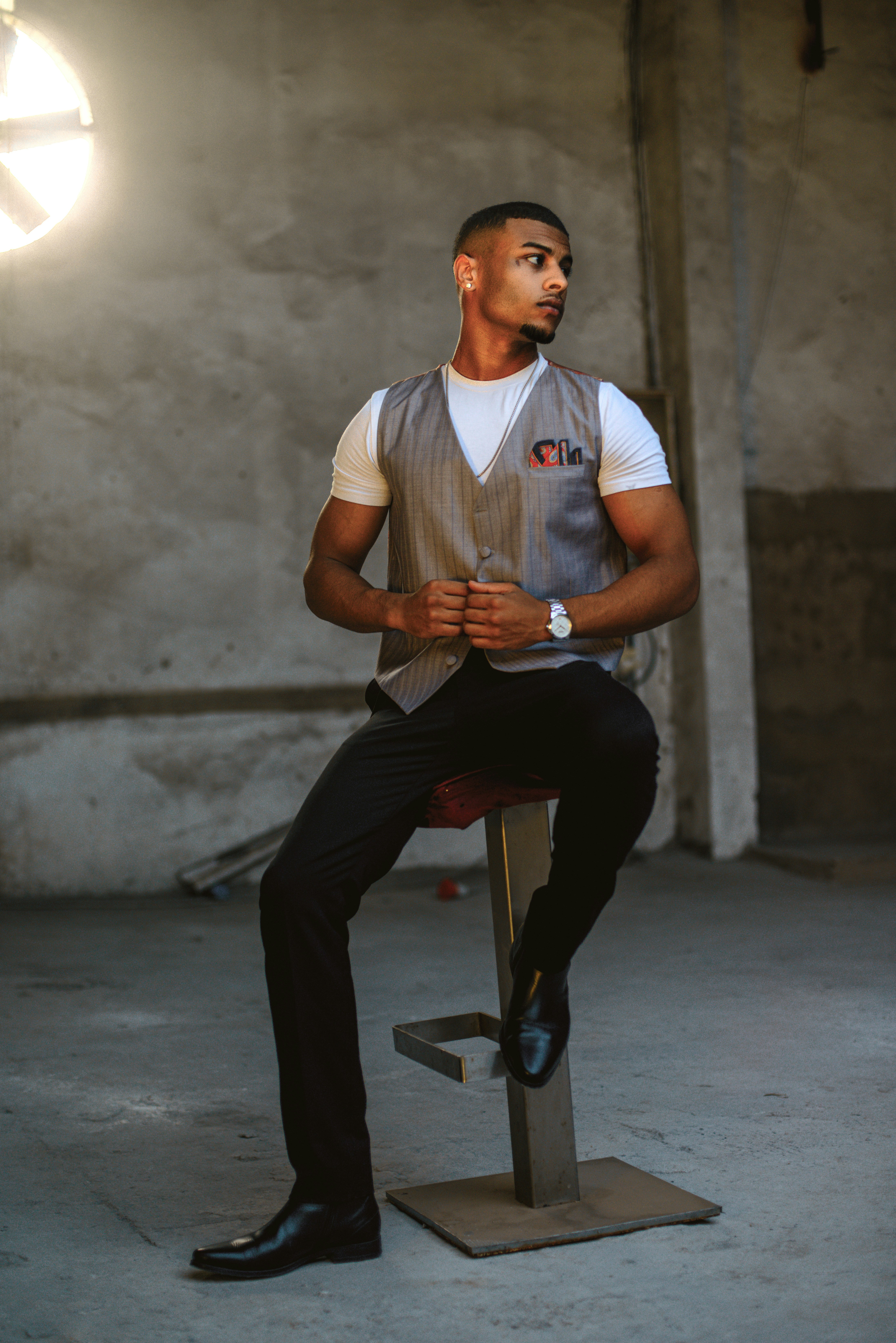 A man sitting on a stool photo – Free Portrait man Image on Unsplash