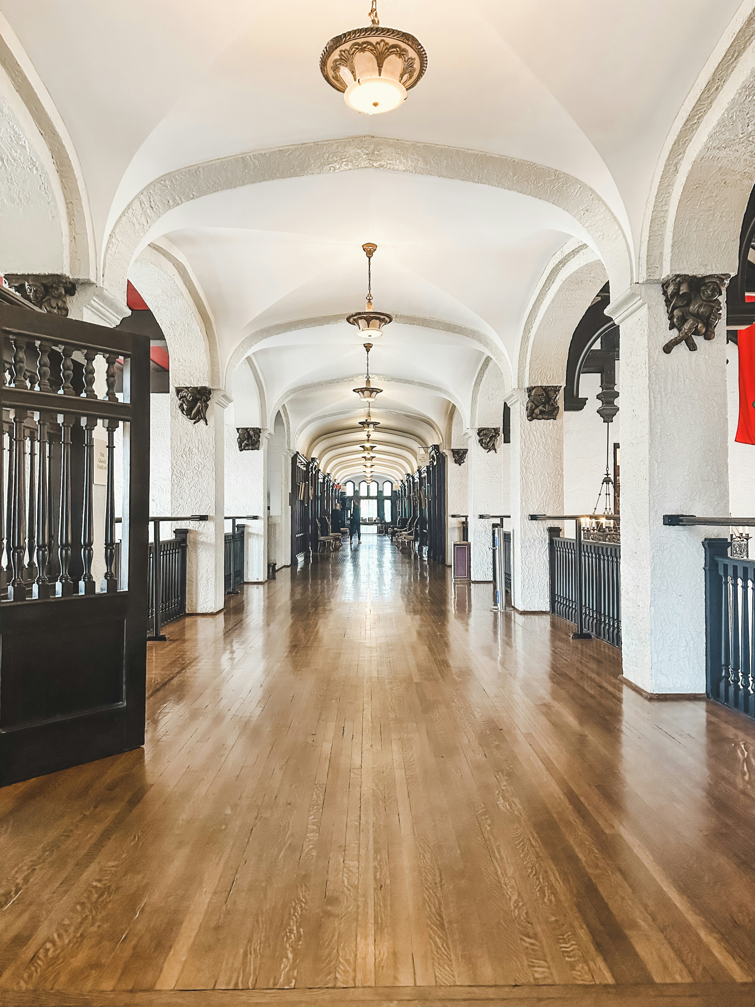A large hallway with a wood floor photo – Free Canada Image on Unsplash