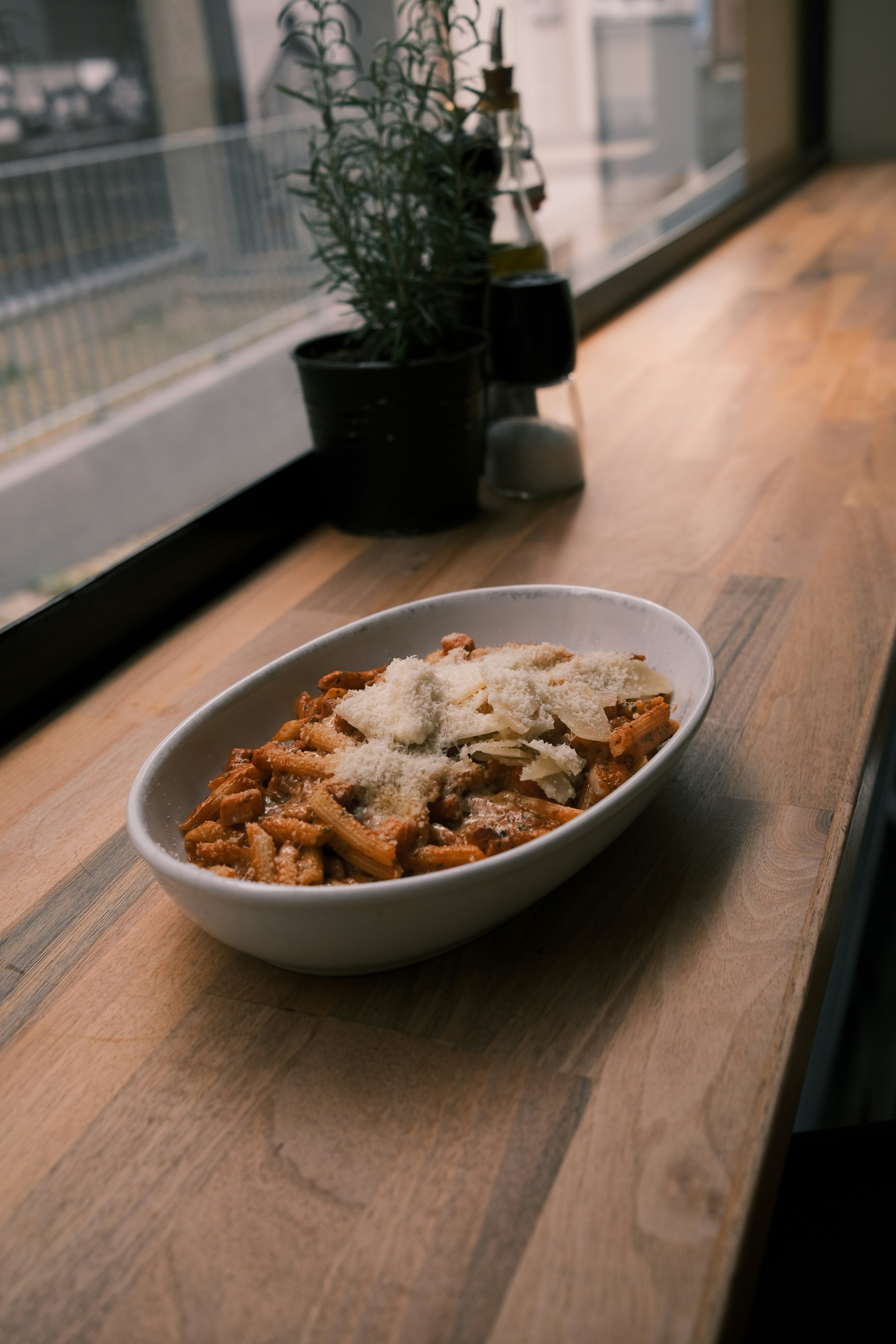 Un tazón de comida en una mesa foto – Imagen de Aarau gratuita en Unsplash