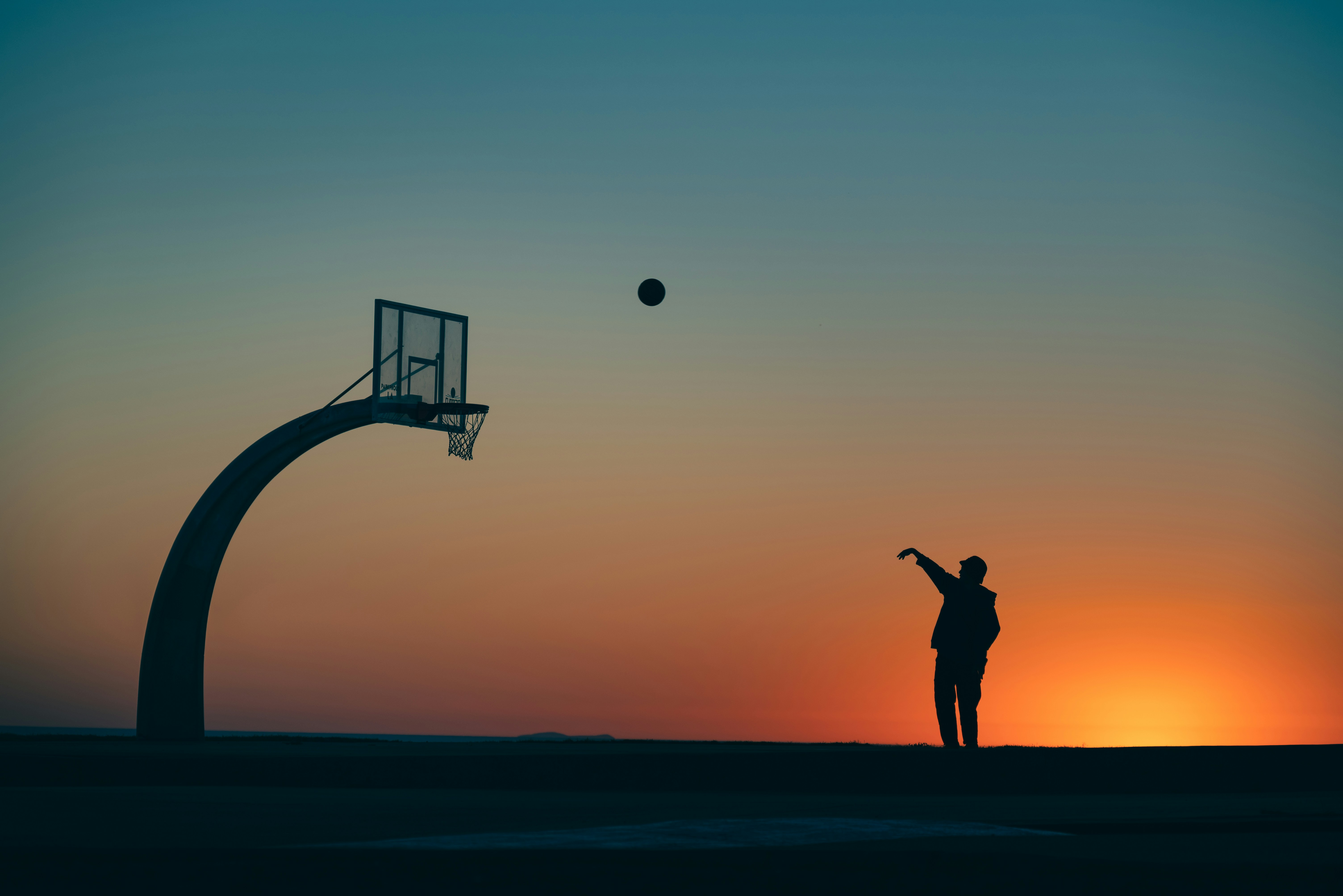 A person throwing a ball photo – Free Basketball Image on Unsplash