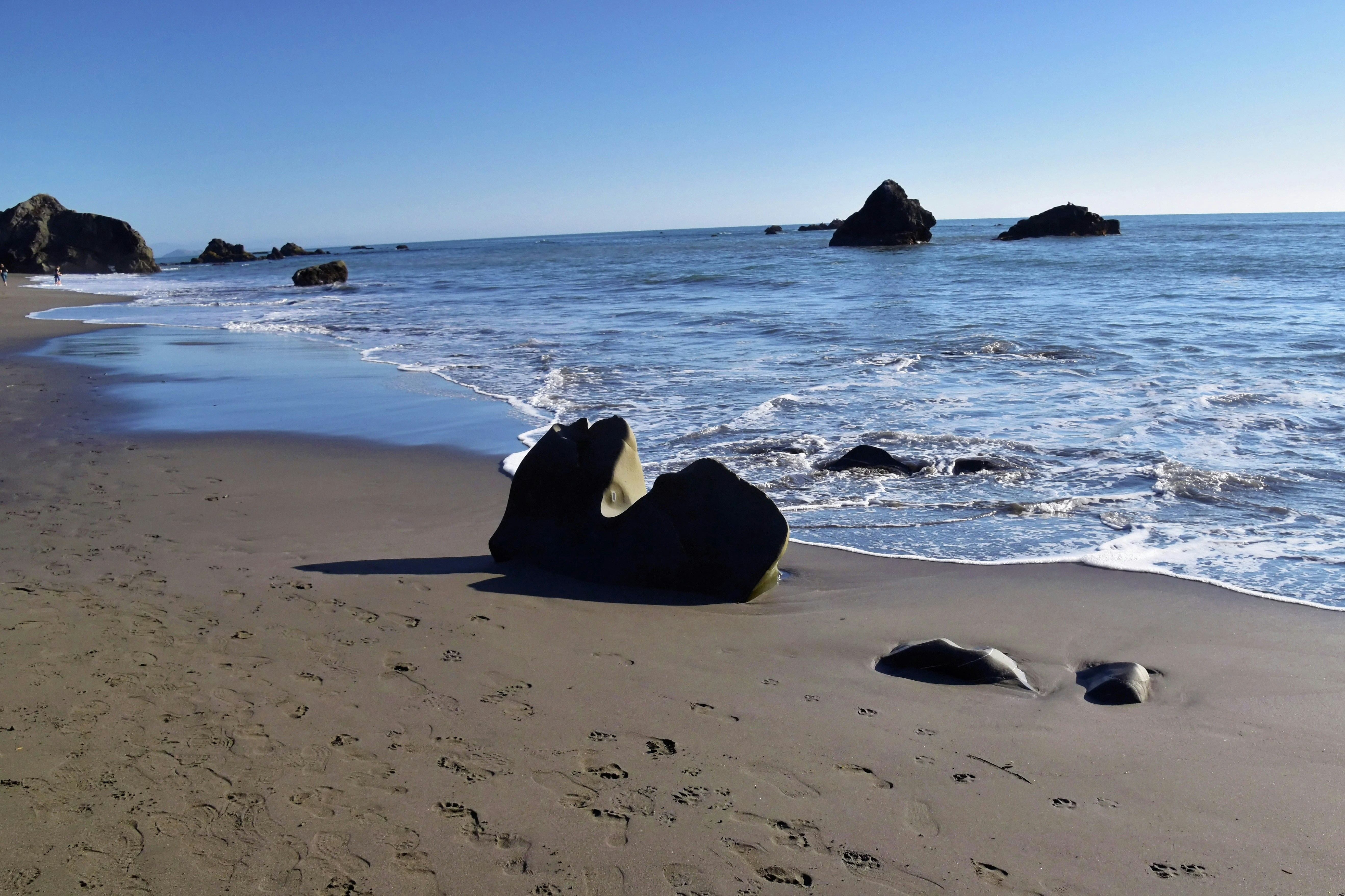 A group of rocks on a beach photo – Free Brookings Image on Unsplash