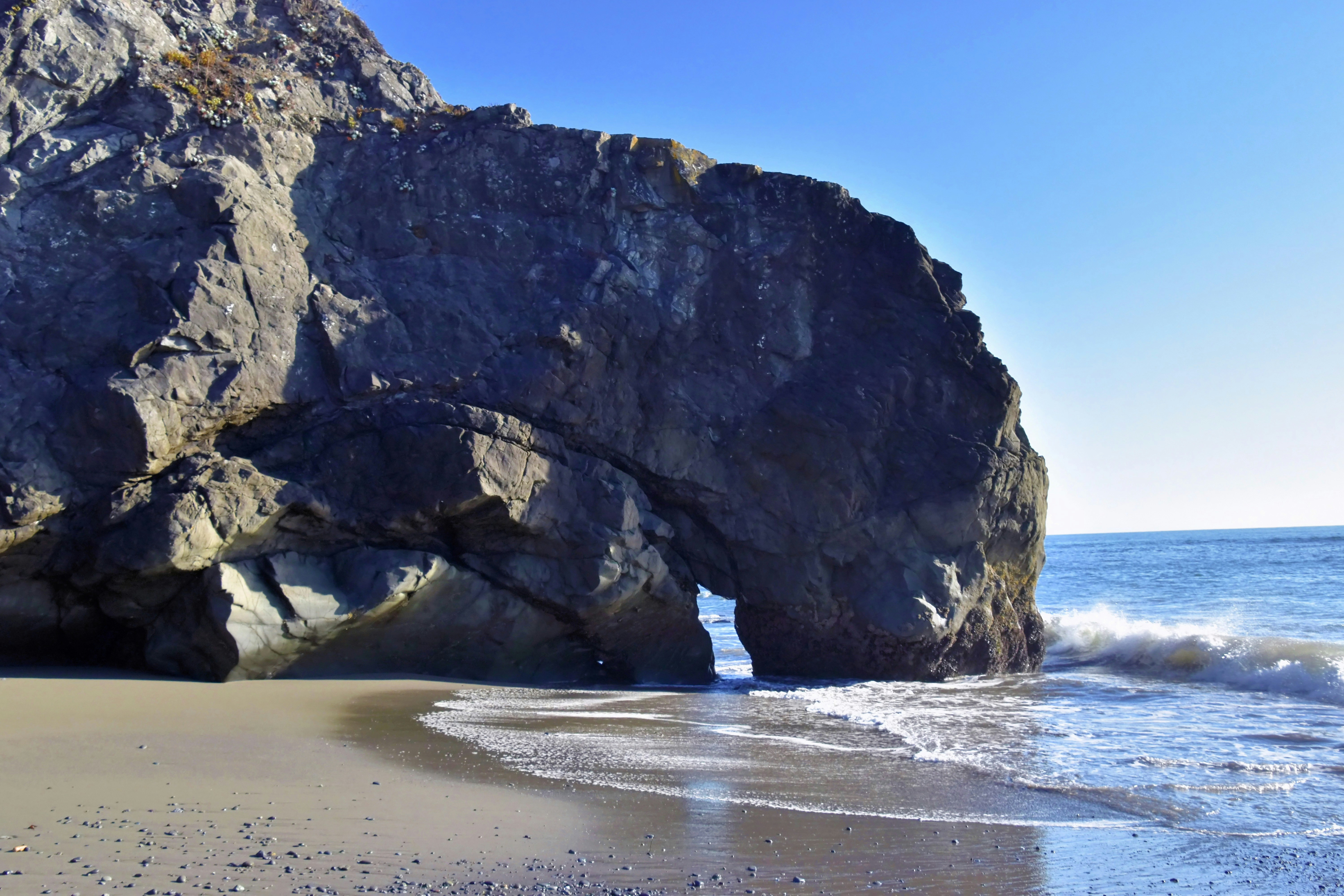 A large rock formation on a beach photo – Free Brookings Image on Unsplash
