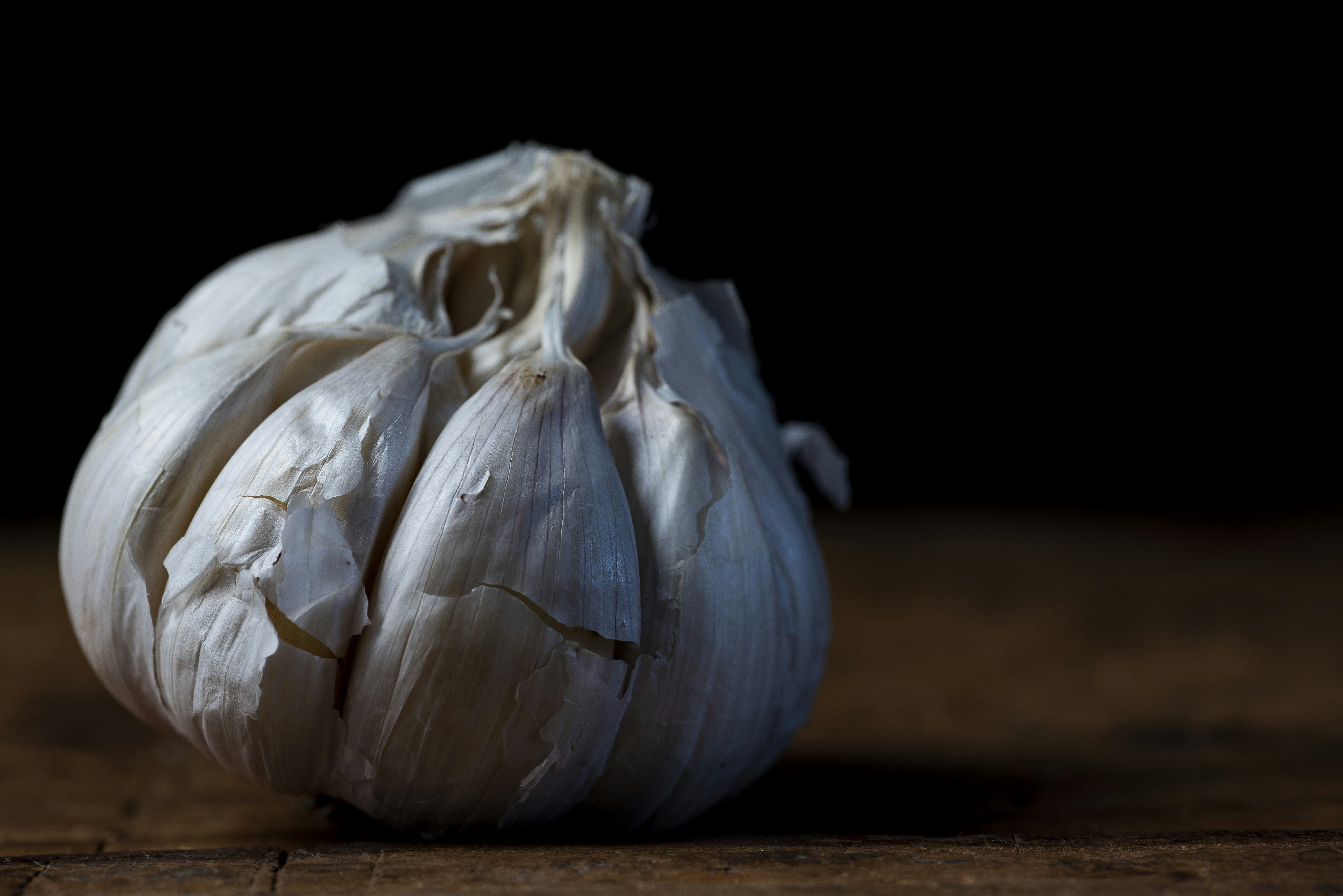 A white garlic on a wooden surface photo – Free Food Image on Unsplash