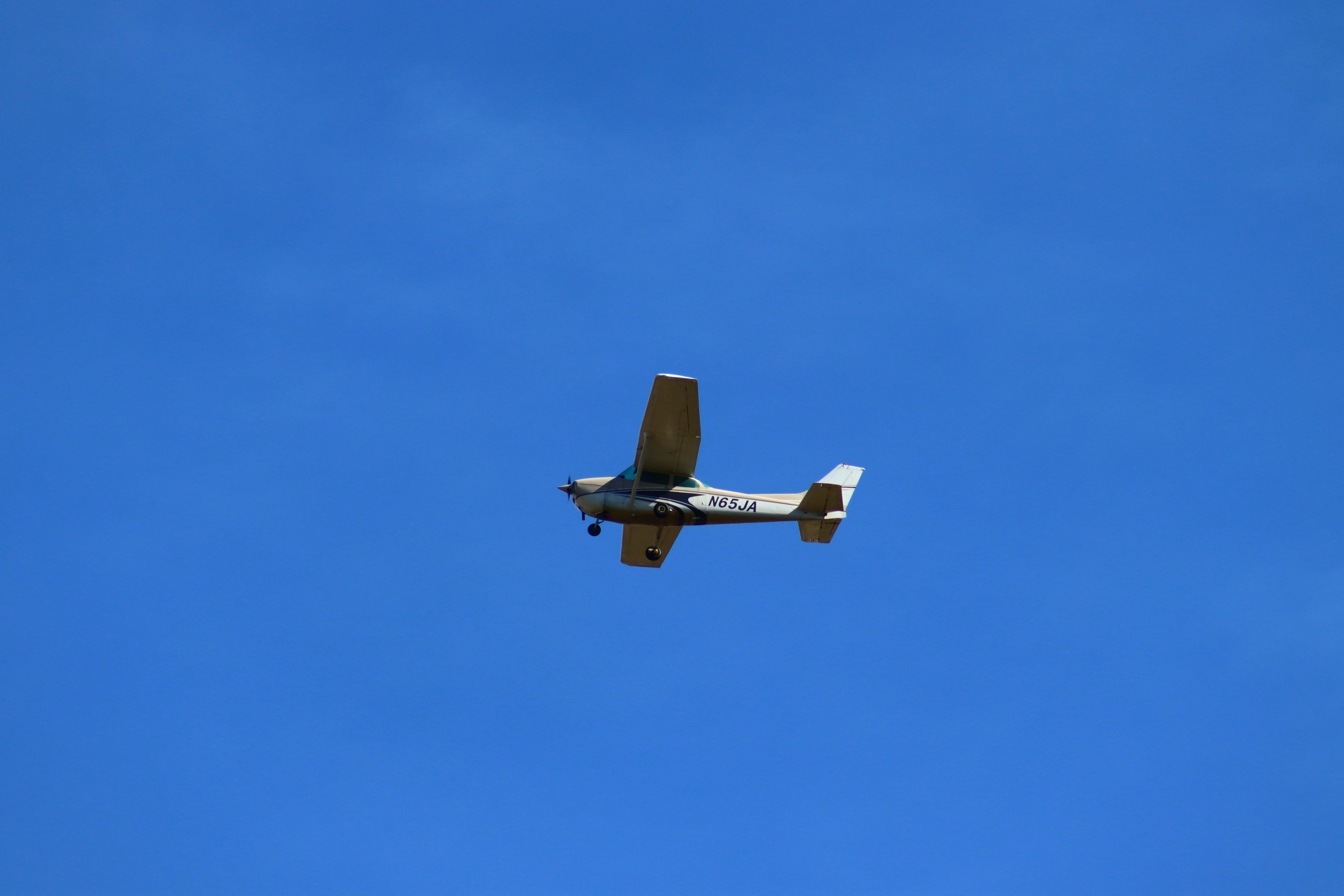 A small airplane flying in the sky photo – Free Flying Image on Unsplash