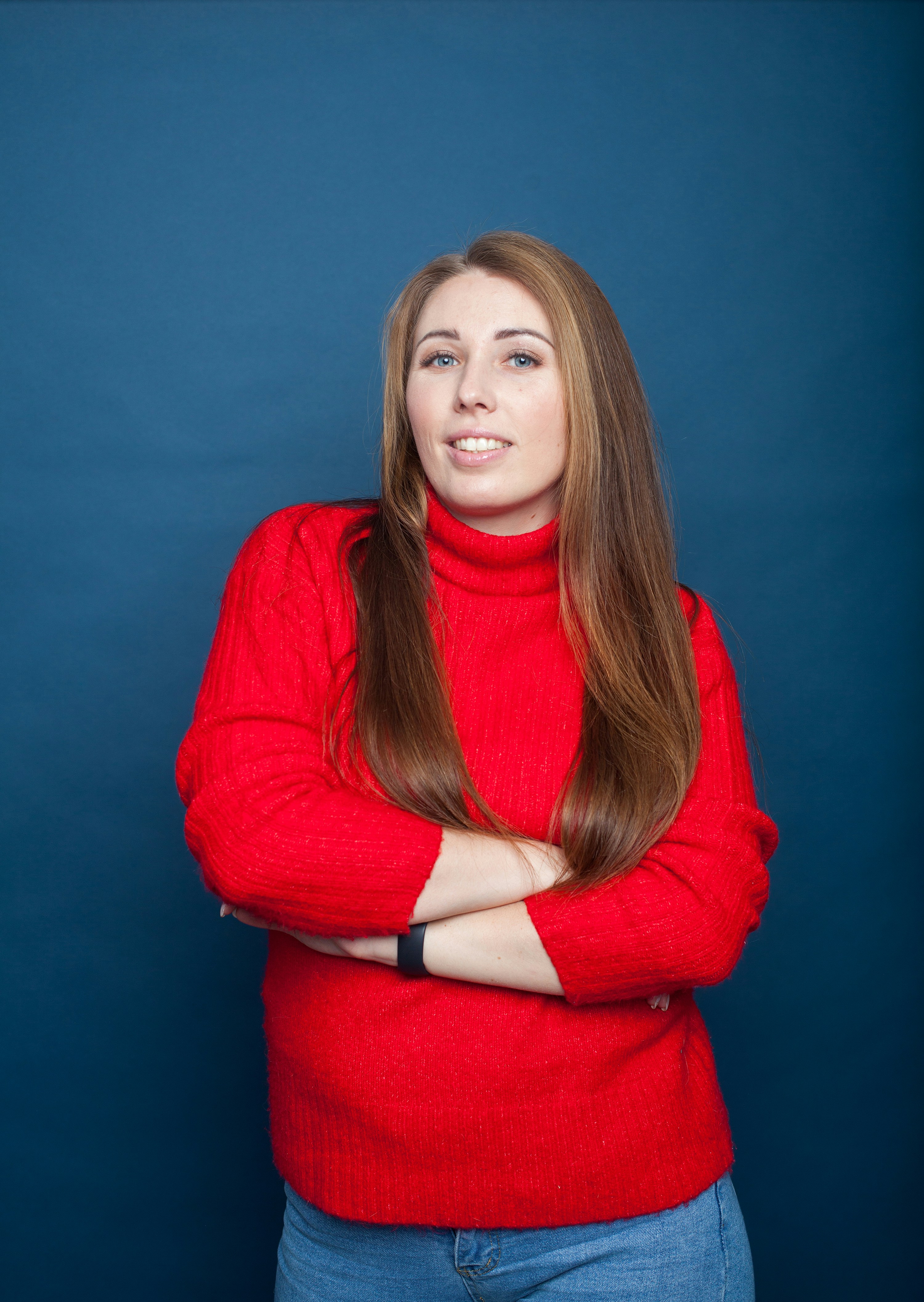 Una persona con los brazos cruzados foto – Imagen de Cara gratuita en ...