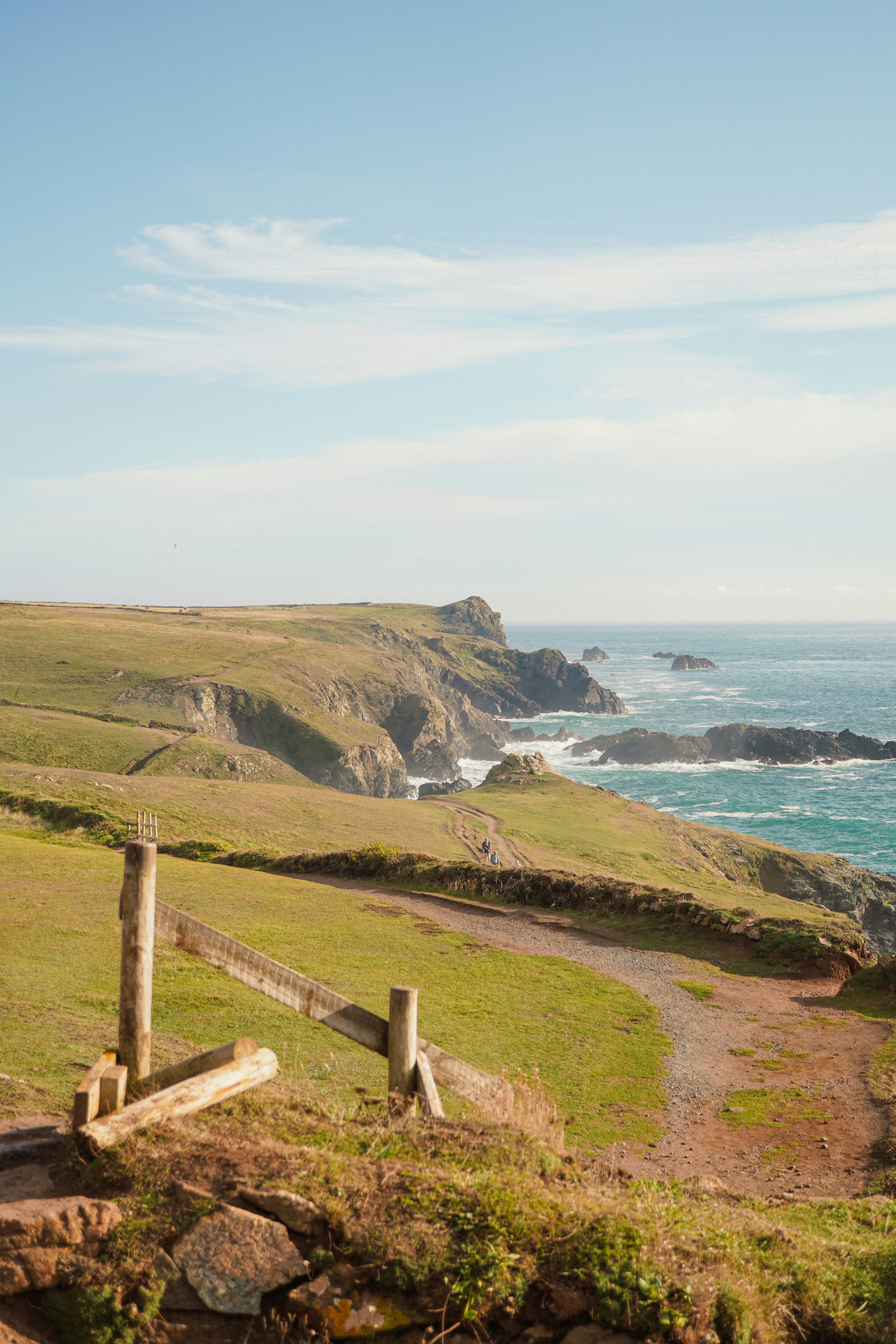 Une clôture sur une colline surplombant une plage photo – Photo Mer ...