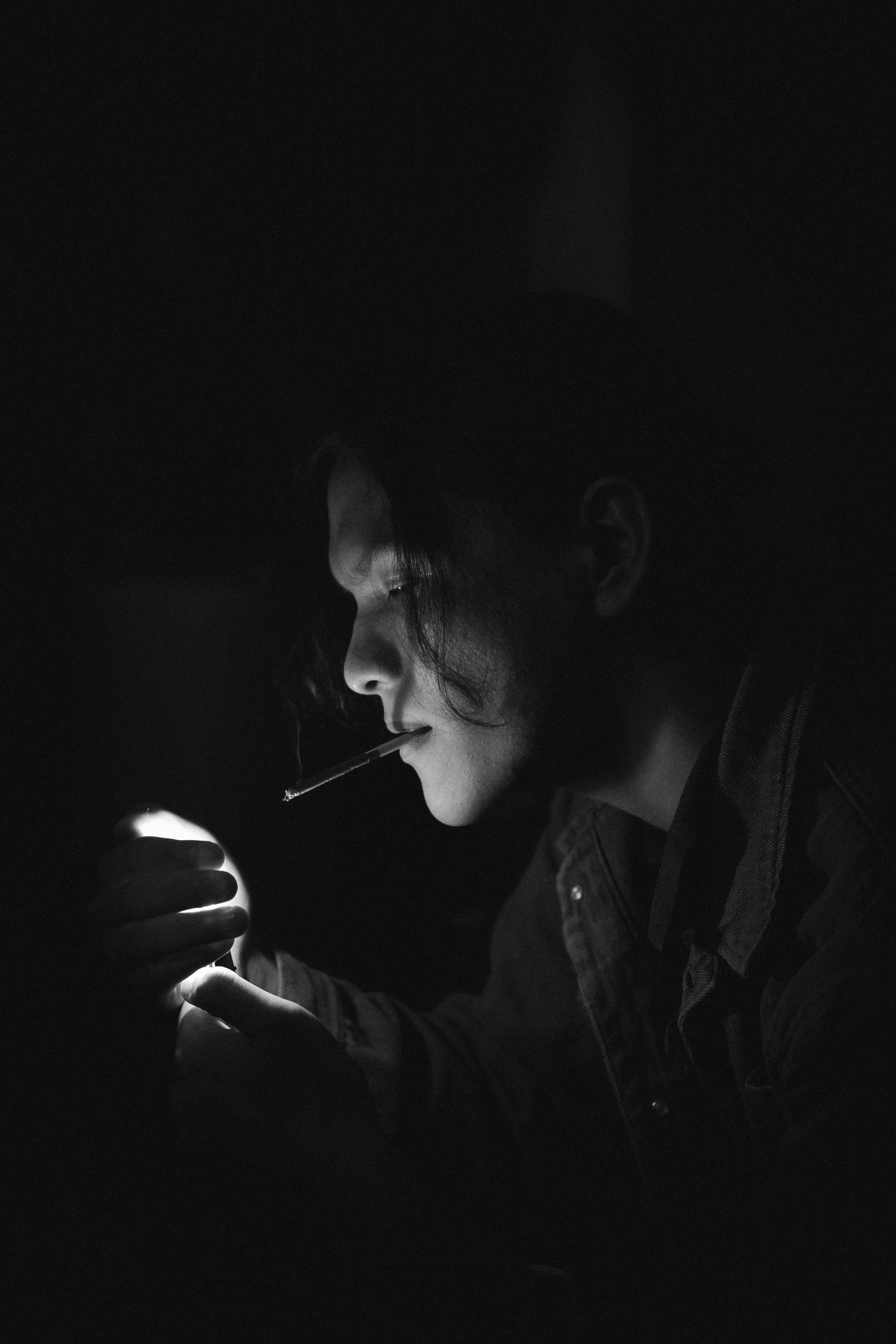 Foto Una persona fumando un cigarrillo – Imagen Cabeza gratis en Unsplash