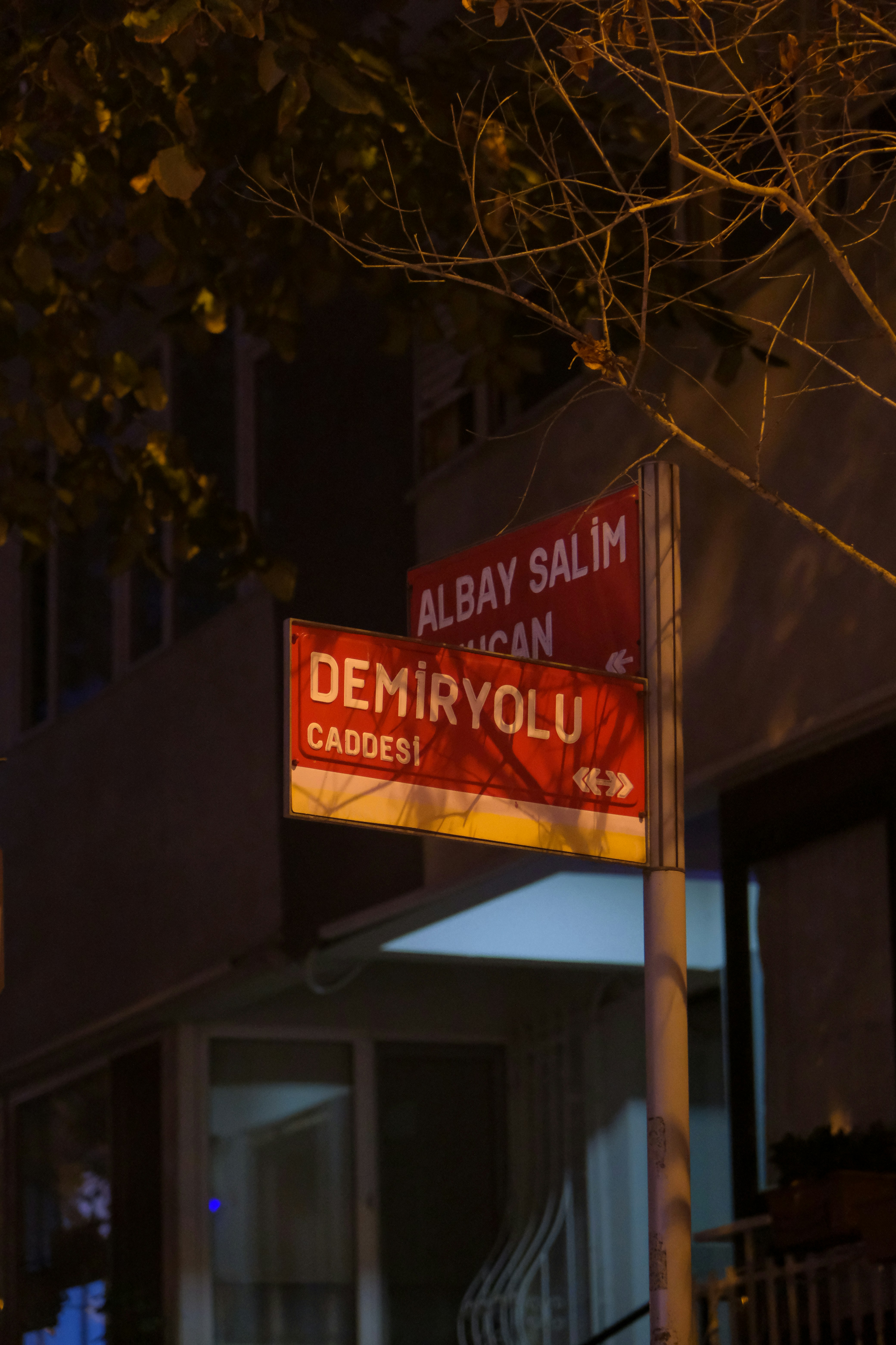 Ein Schild an einem Pfahl Foto – Kostenloses Bild zum Thema Gebäude auf ...