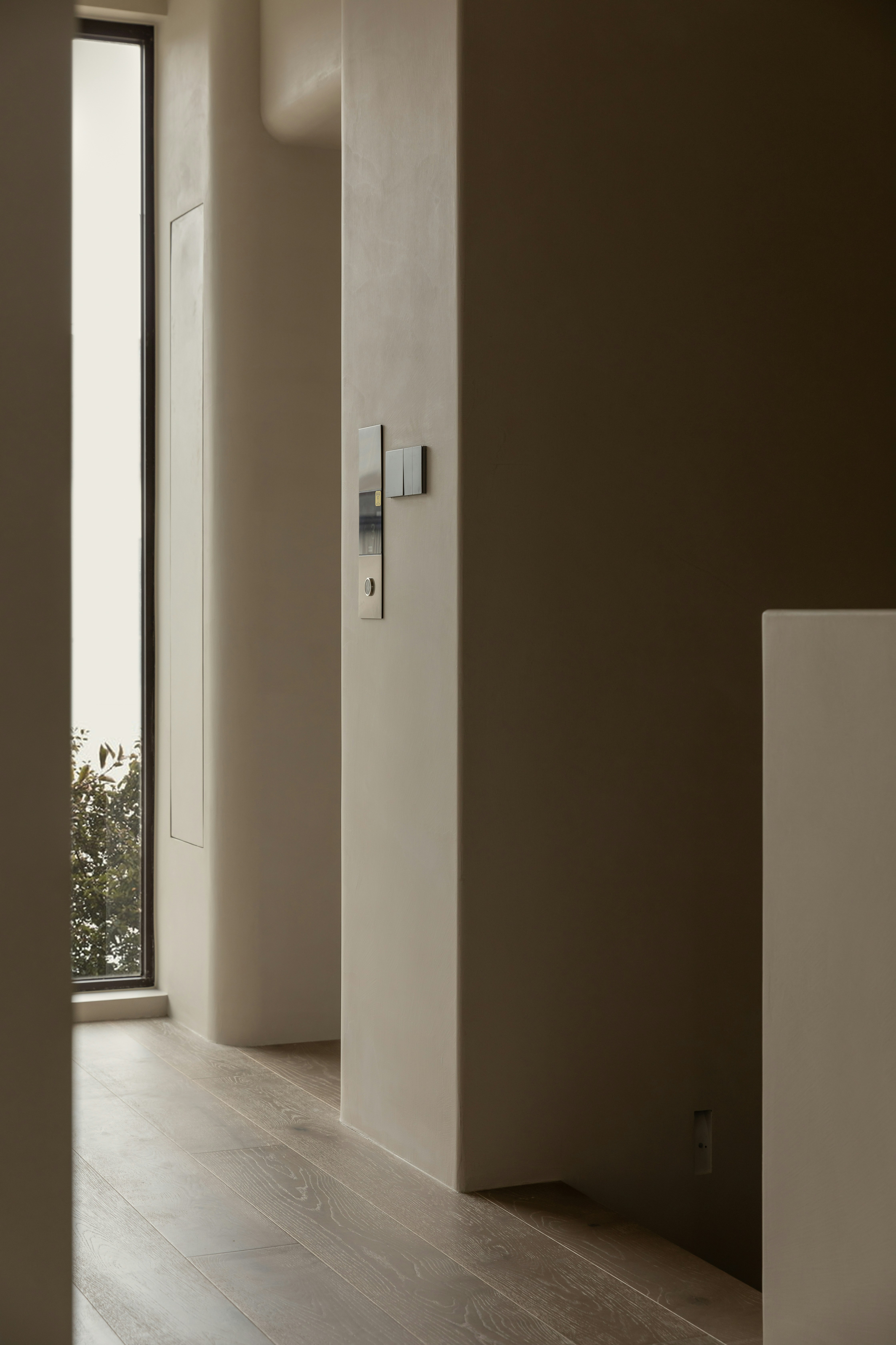 An empty room with a light shining on the wall photo – Free Amsterdam ...