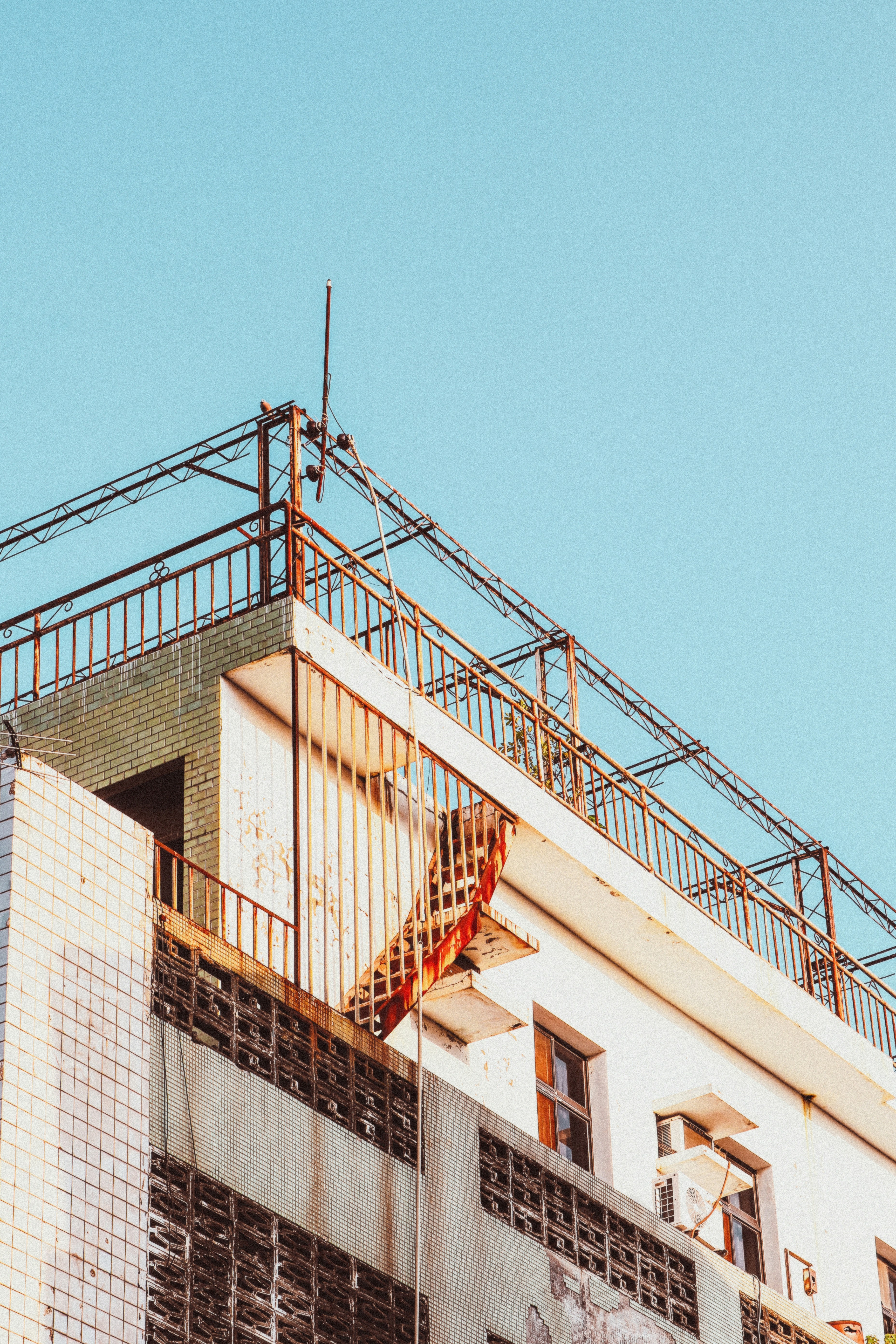 A building with a metal railing photo – Free Taiwan Image on Unsplash