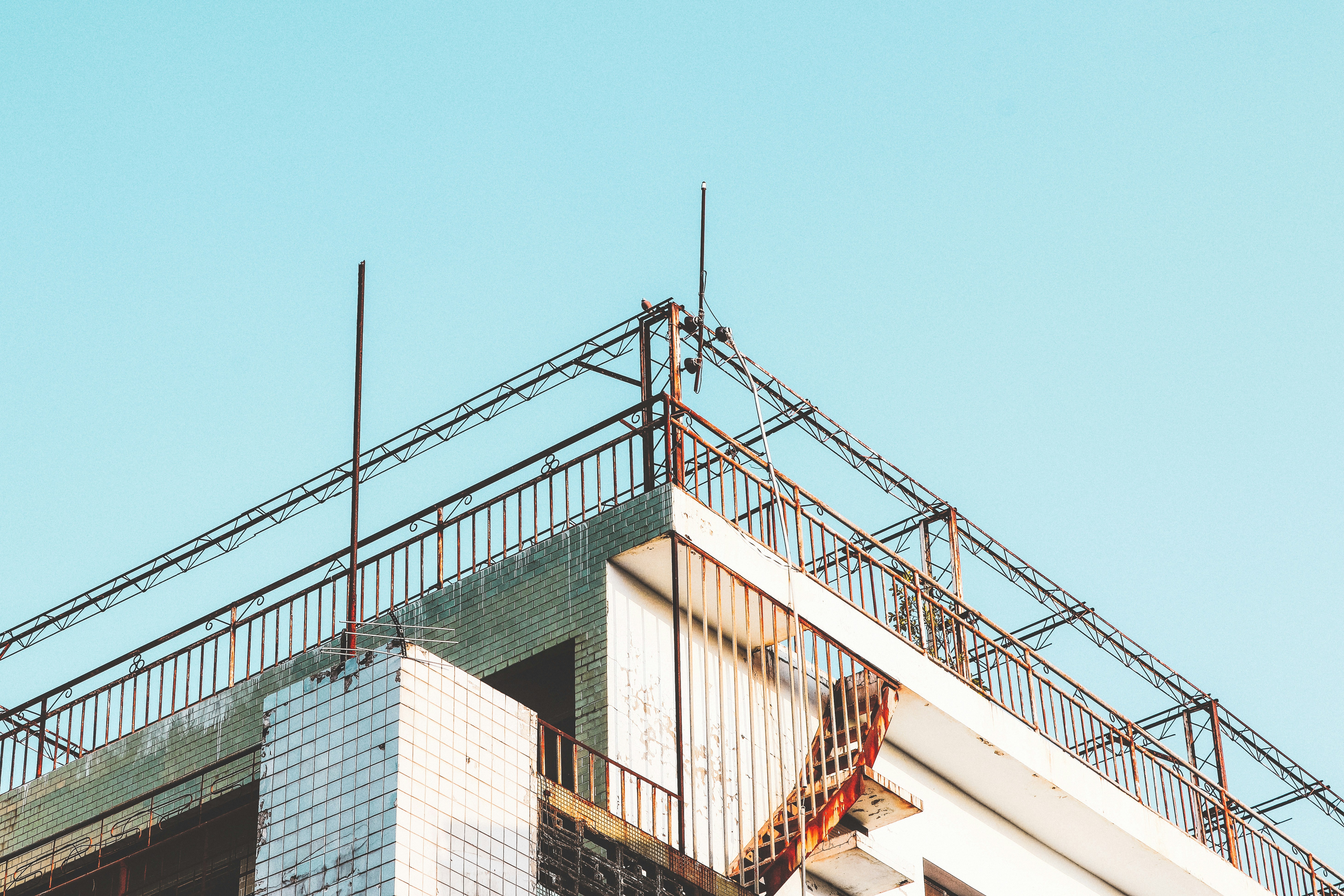 A white bridge with a metal railing photo – Free Taiwan Image on Unsplash