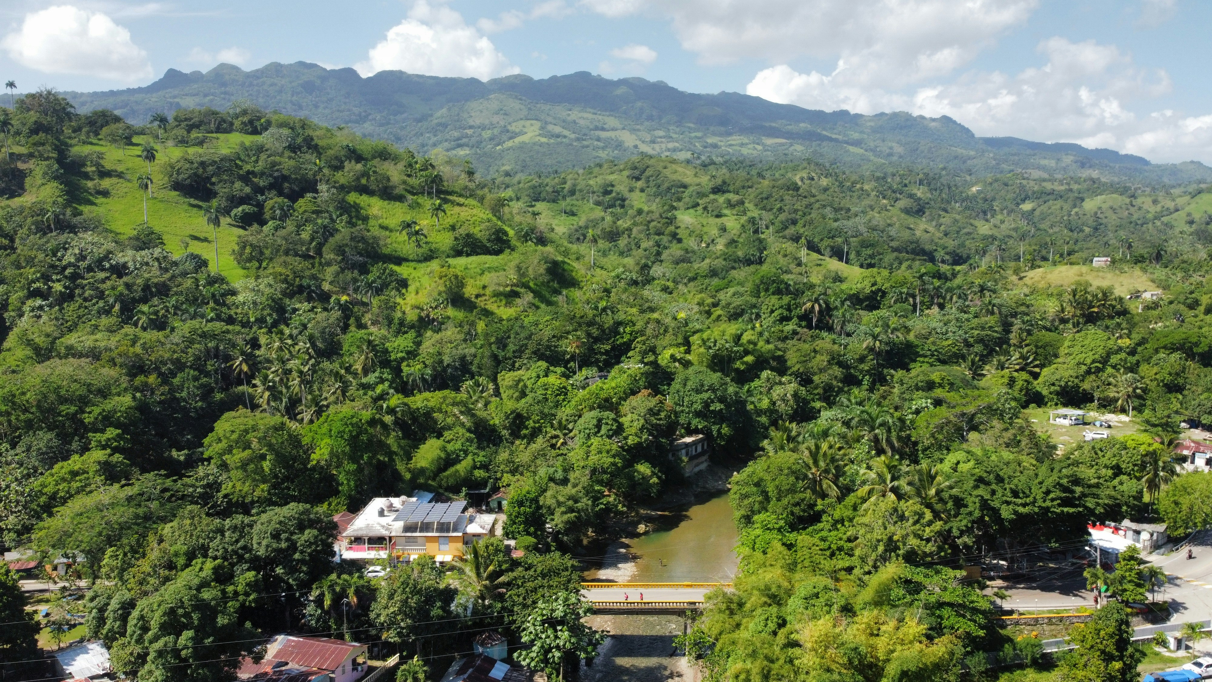 A river running through a forest photo – Free Yásica arriba Image on ...