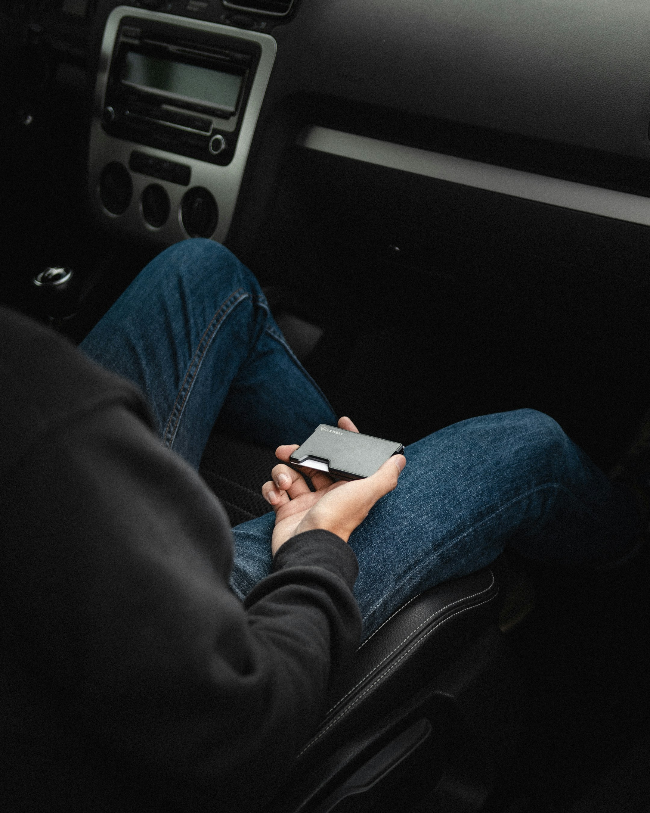 Low-Light Grip: Quiet Focus Inside a Car Cabin
