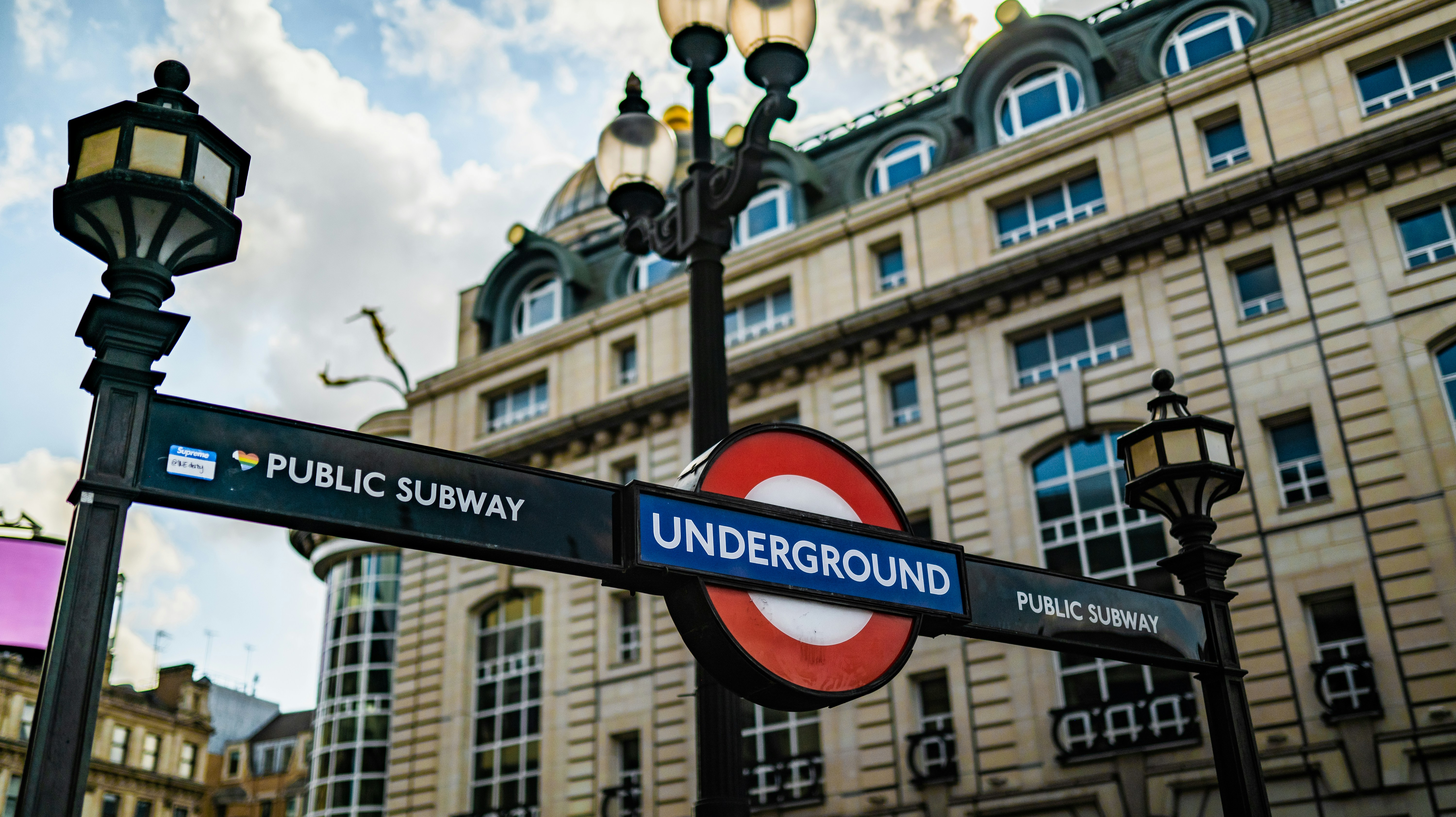 A street sign in front of a building photo – Free City Image on Unsplash